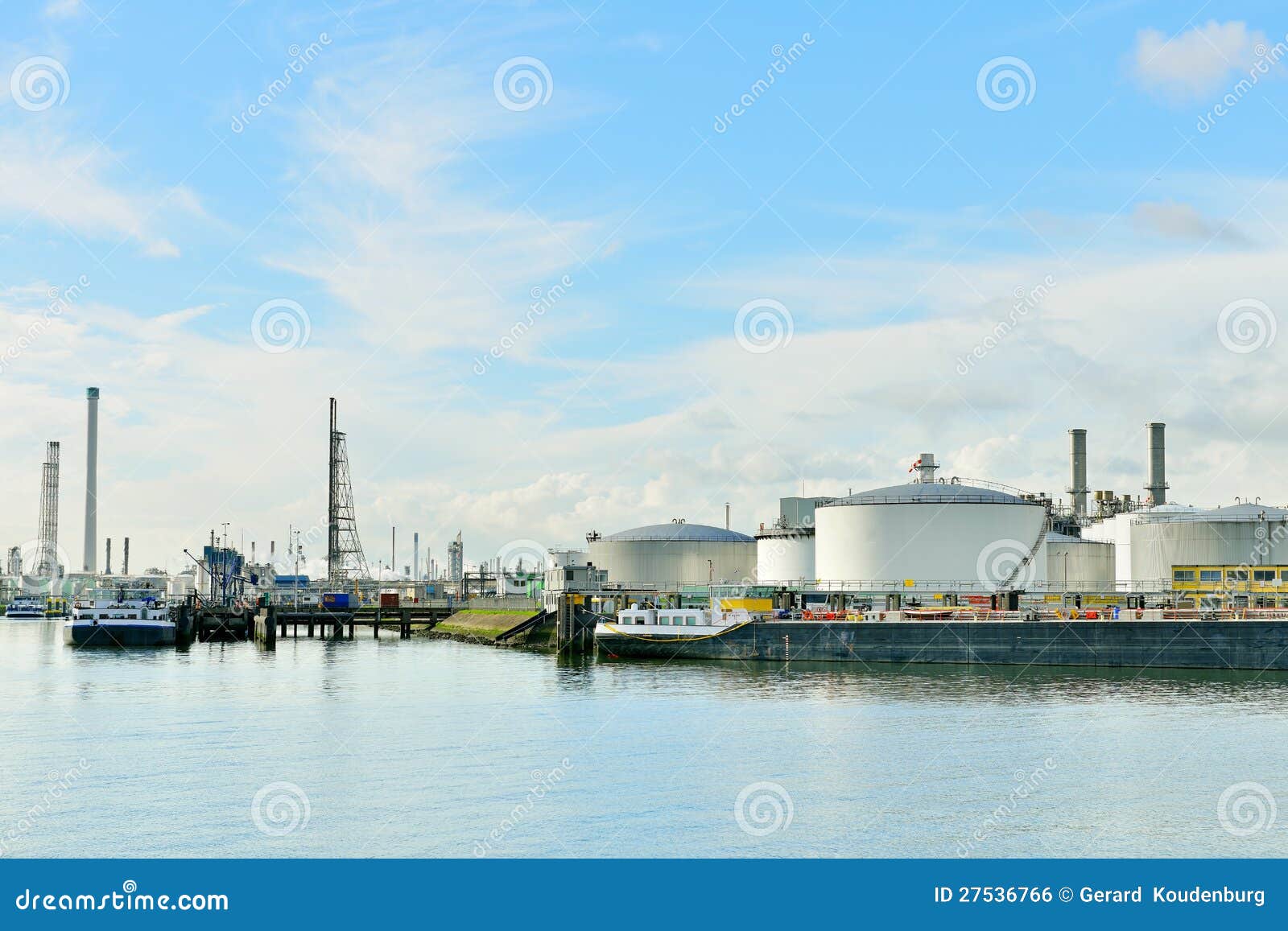De Raffinaderij Van De Olie in Rotterdam Stock Foto - Image of ...