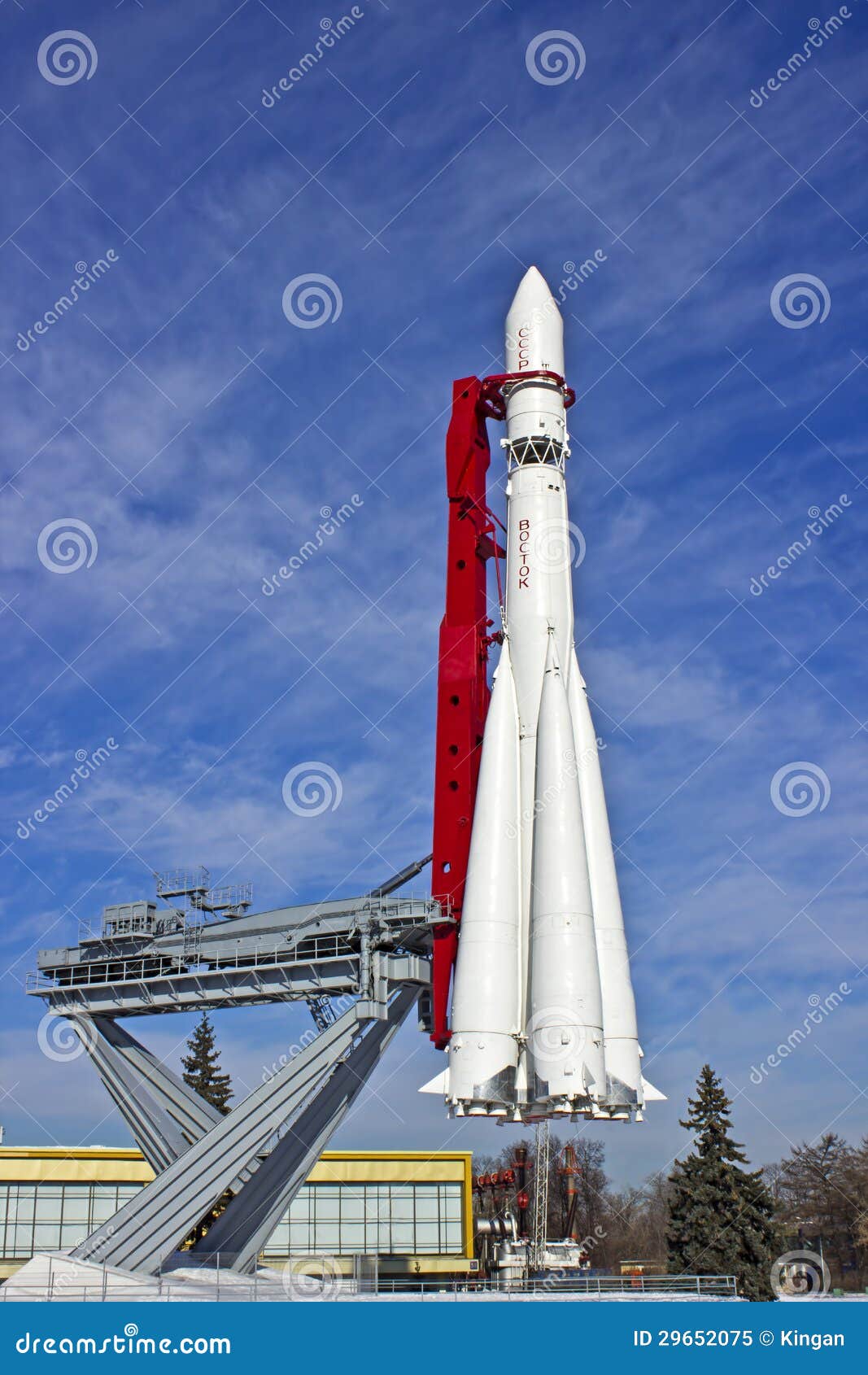 De Raket Op Het Lanceringsstootkussen Stock Afbeelding - Image of motor ...