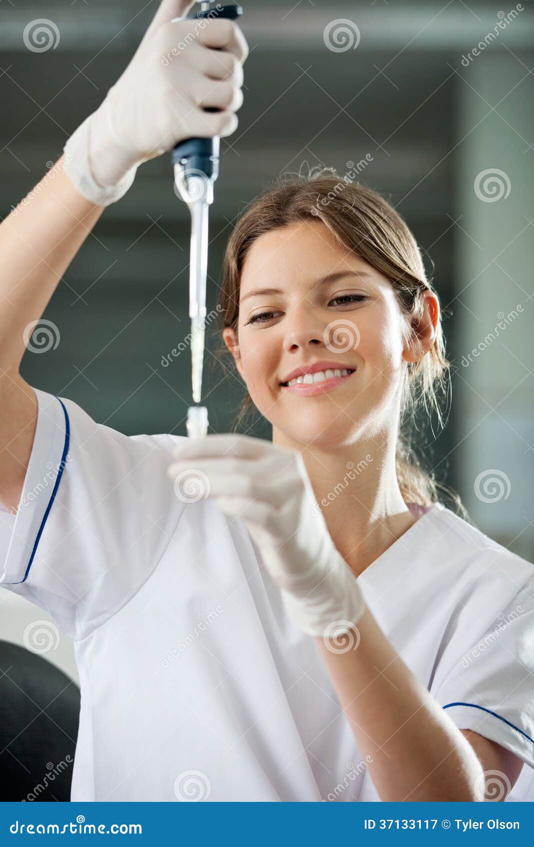 De Reageerbuis Van Wetenschapperfilling Liquid into in Laboratorium ...