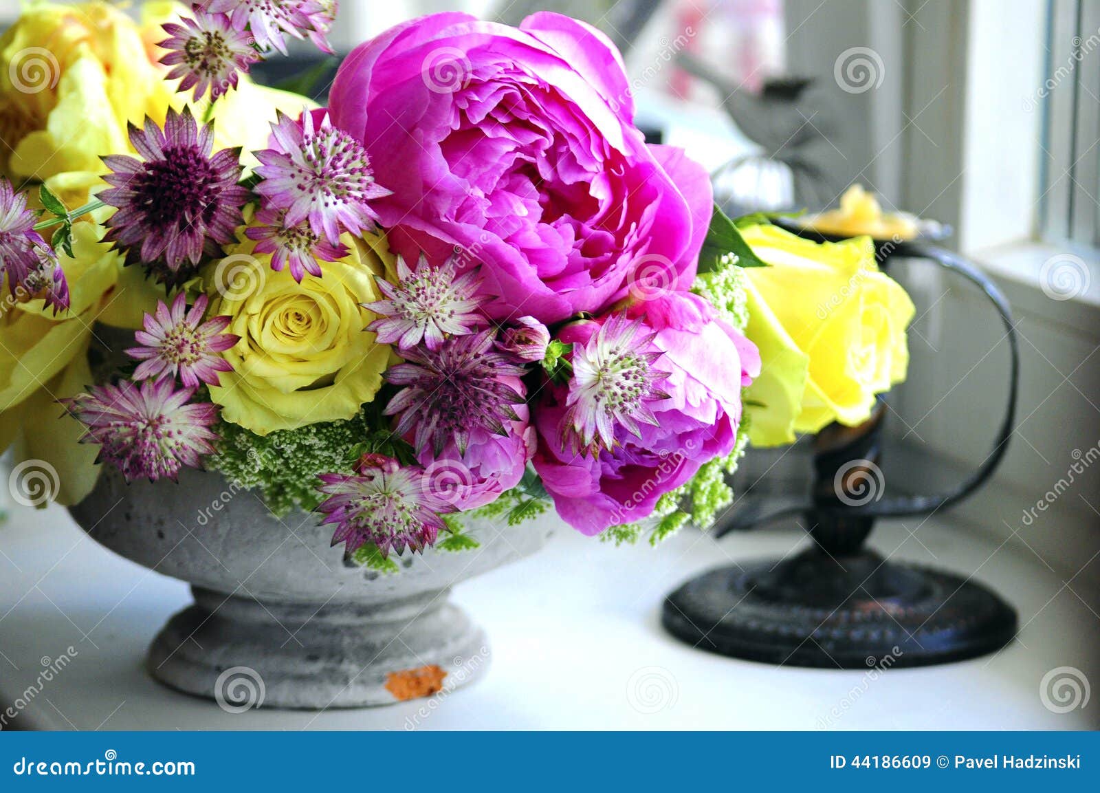 De Regeling Van Het Bloemhuwelijk Met Ranunculus, Pion, Rozen Stock ...