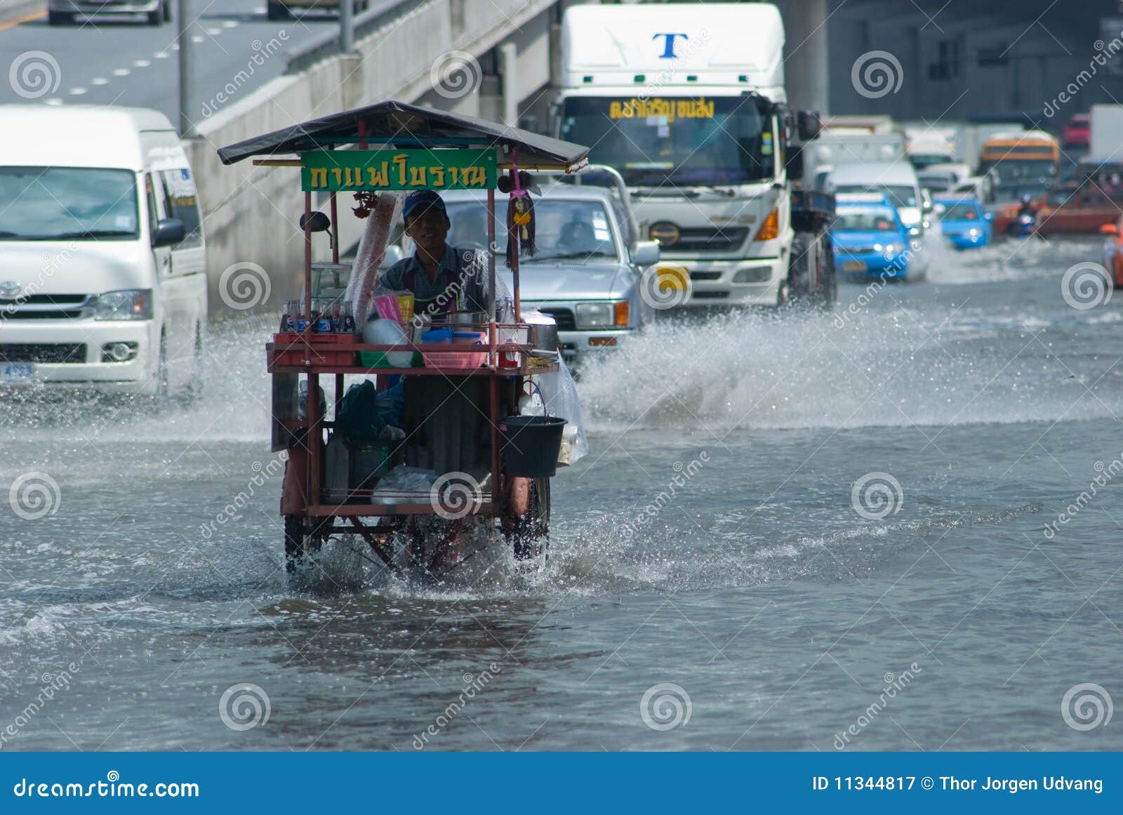 De Regen Van De Moesson in Bangkok, Thailand Redactionele Fotografie ...