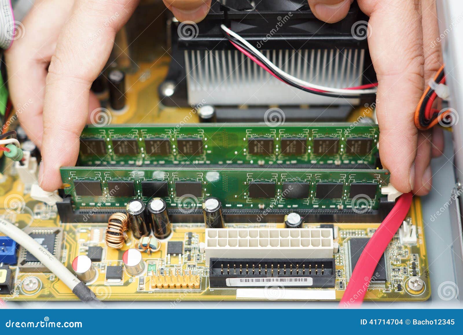 De Reparatie Van De Computer De Technicus Neemt De Module Van Het Directe Toeganggeheugen Stock ...