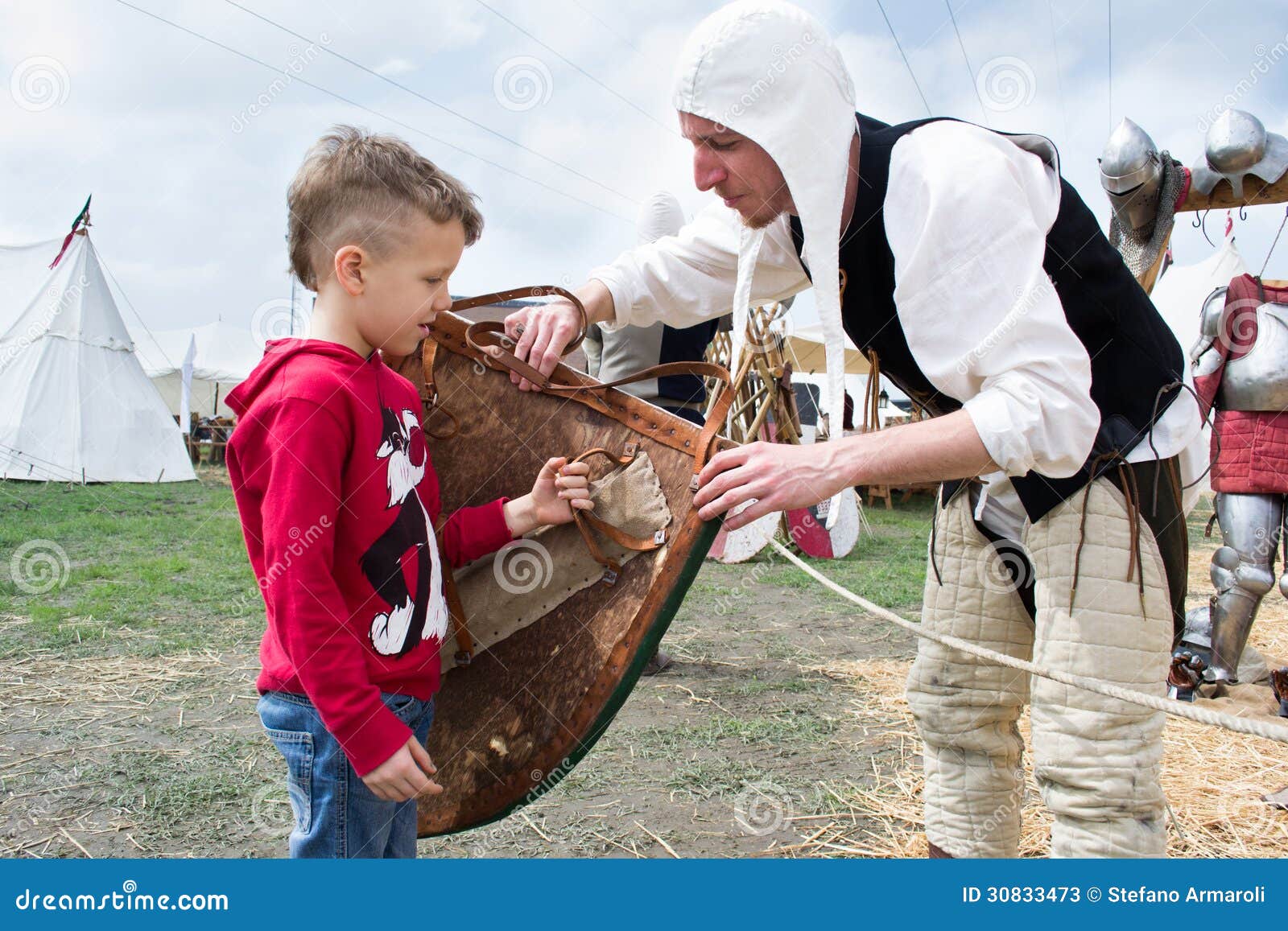 De Ridder Toont Het Schild Aan Een Kind Redactionele Stock Foto - Image ...