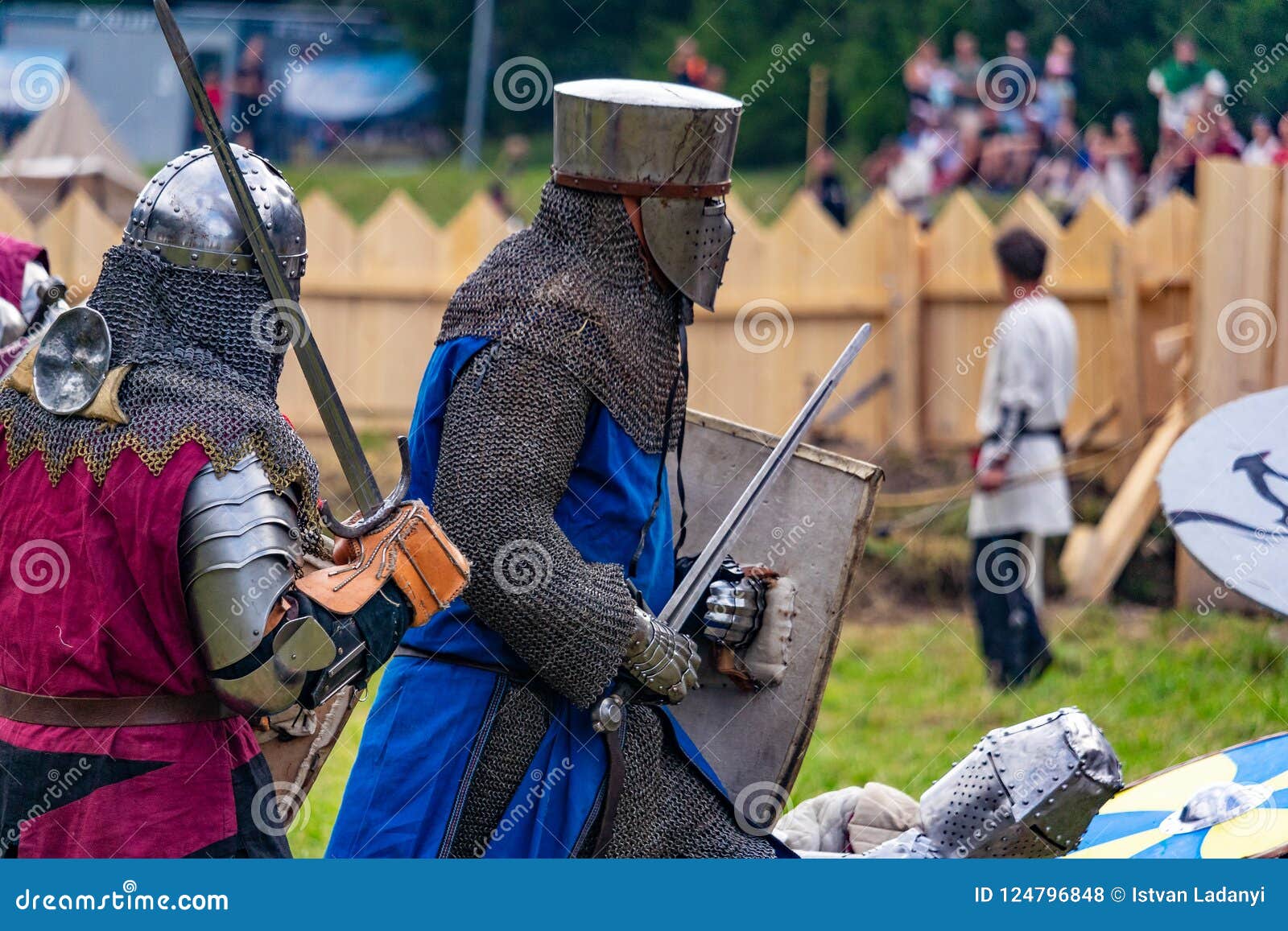 De Ridders Vechten Historisch Het Vechten Met Sworts Redactionele Stock ...
