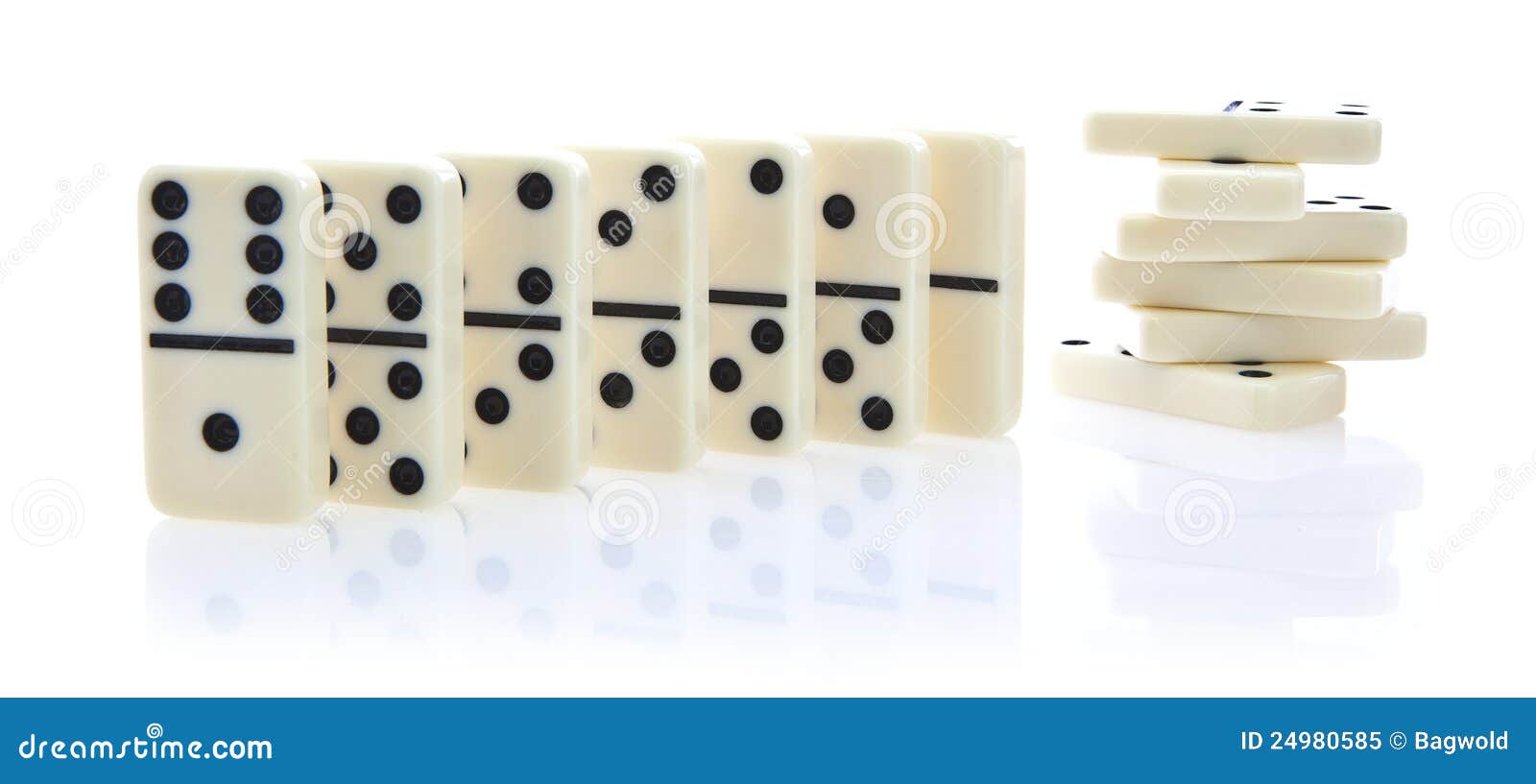 De Rij Van De Domino Van Witte Domino's Stock Afbeelding - Image of ...