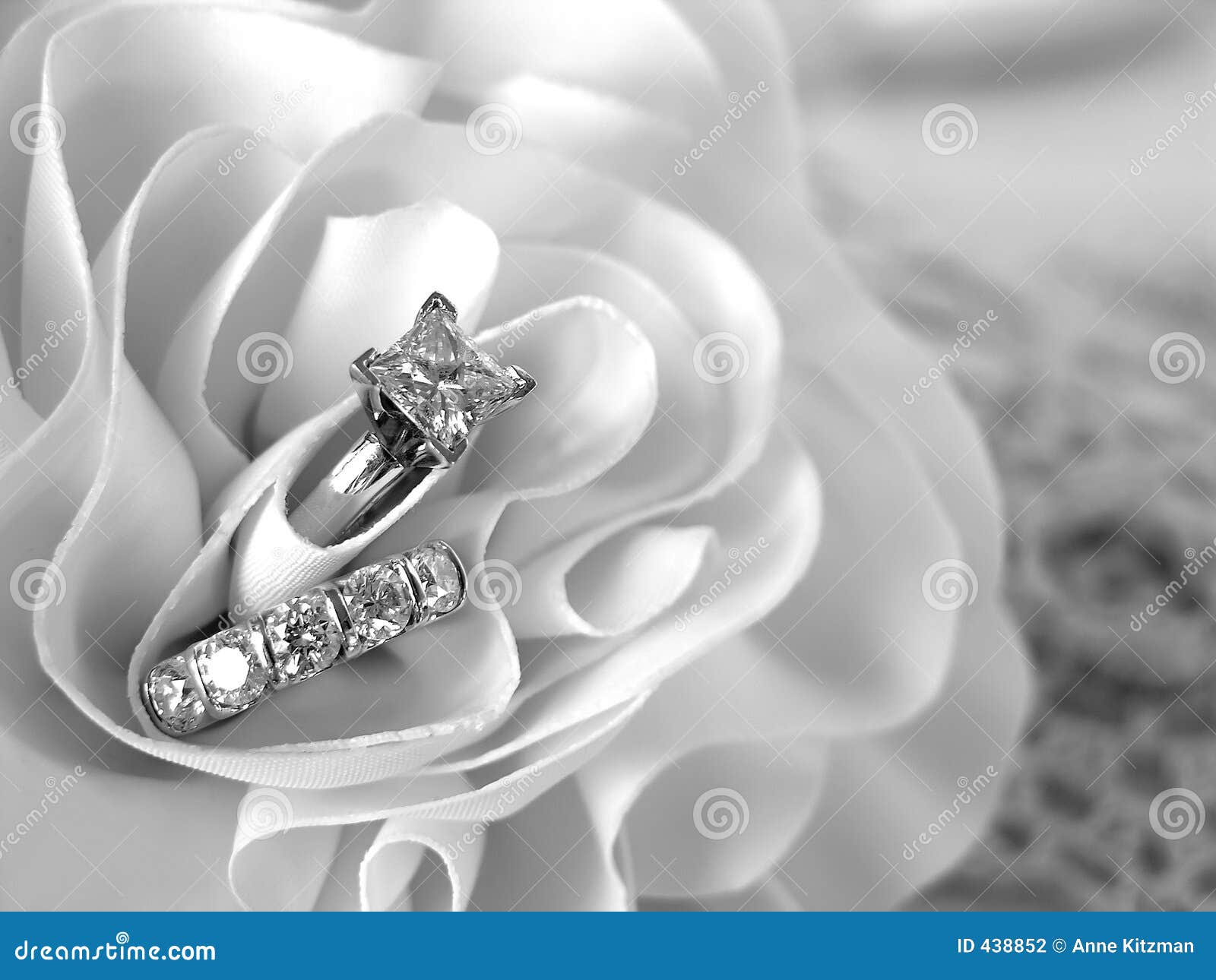 De Ringen Van De Diamanten Bruiloft Stock Foto - Image of patiencespel ...