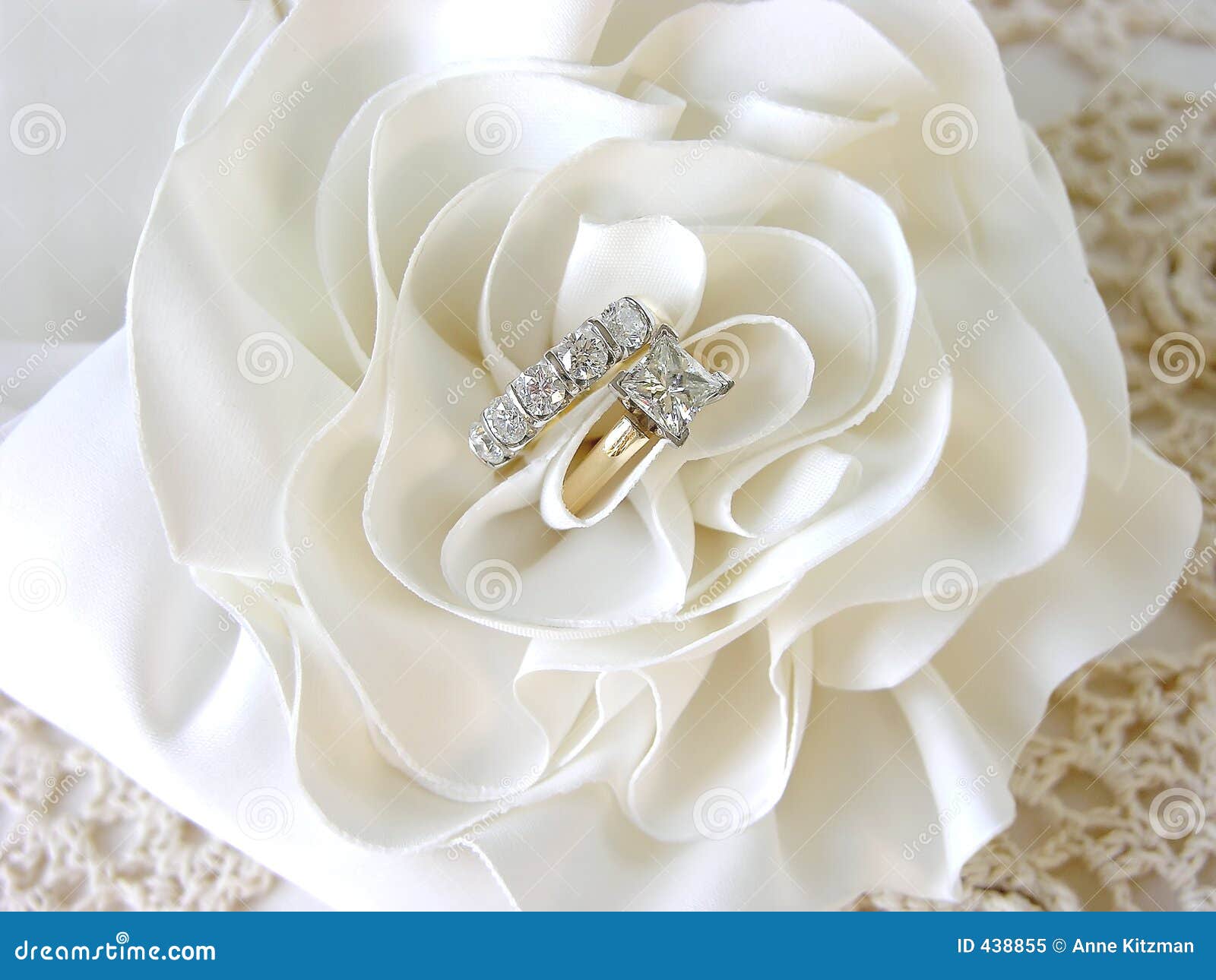 De Ringen Van De Diamanten Bruiloft Stock Afbeelding - Image of prinses ...