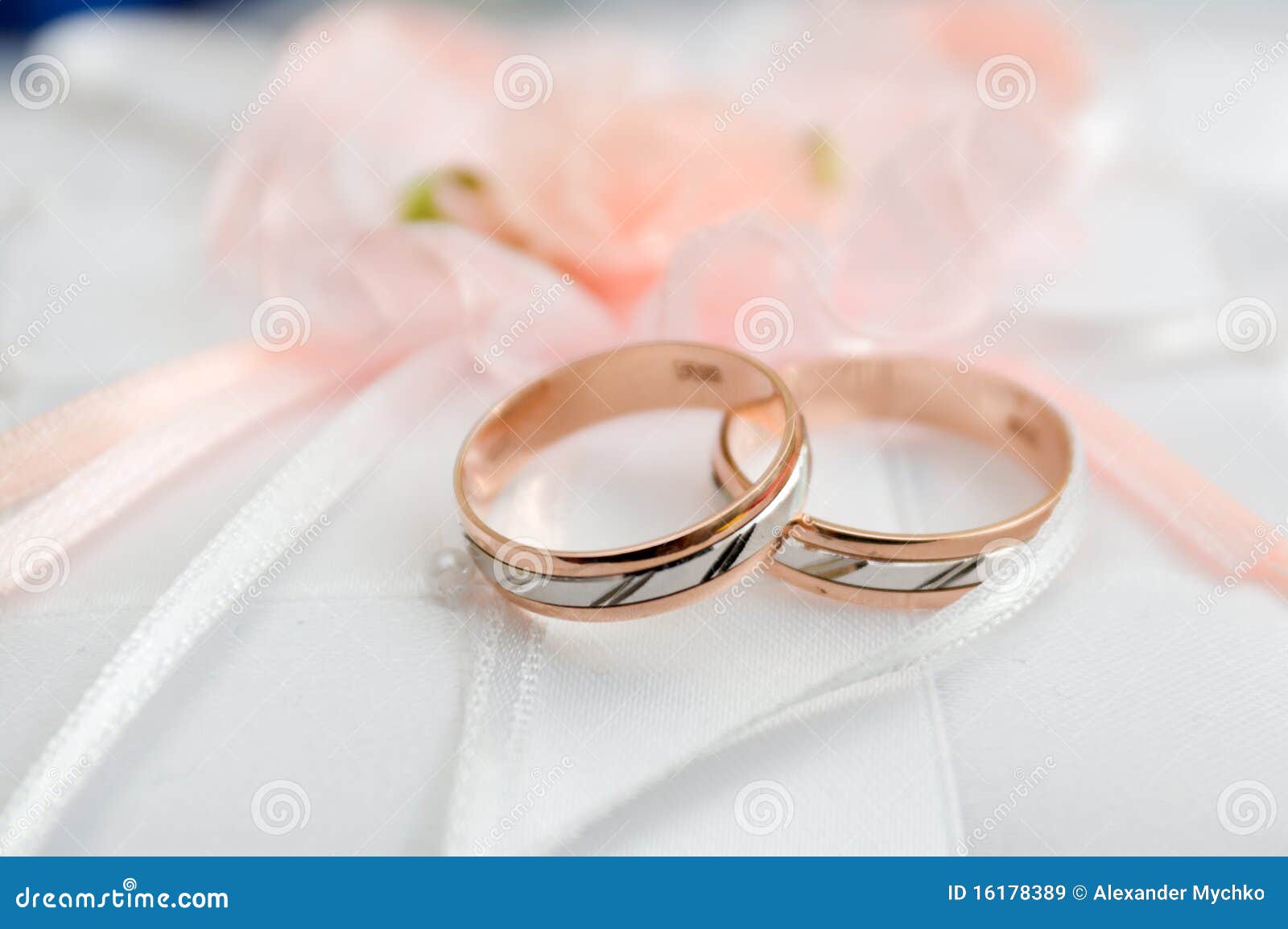 De Ringen Van De Gouden Bruiloft Stock Afbeelding - Image of verjaardag ...