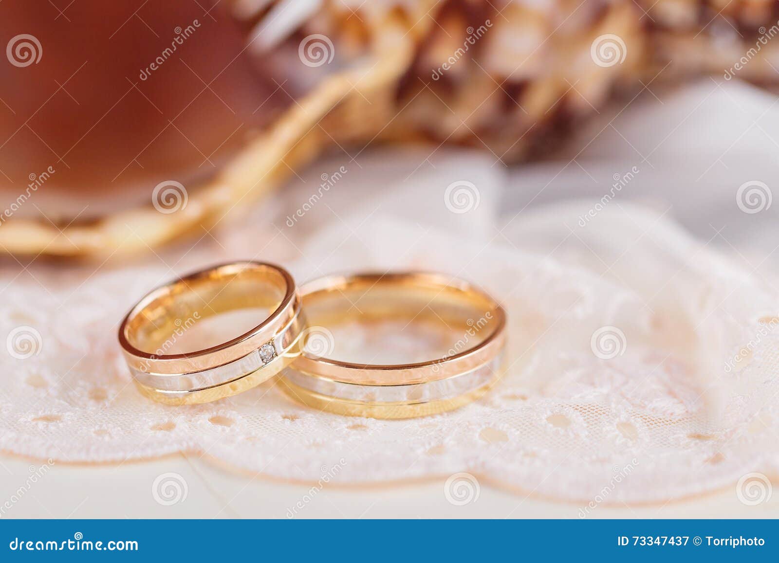 De Ringen Van De Gouden Bruiloft Stock Afbeelding - Image of ...