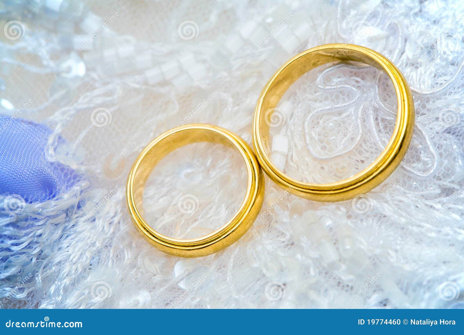 De Ringen Van De Gouden Bruiloft Op Kant Stock Foto - Image of ...