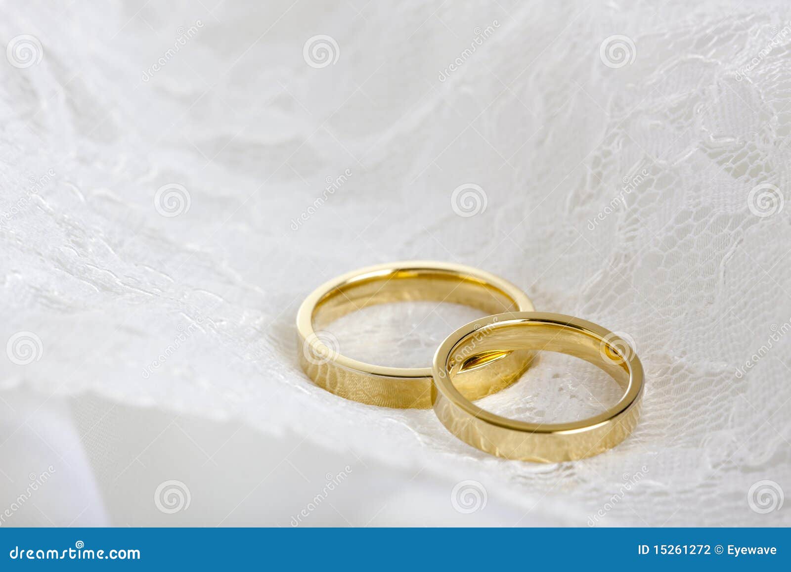 De Ringen Van De Gouden Bruiloft Op Wit Kant Stock Foto - Image of ...