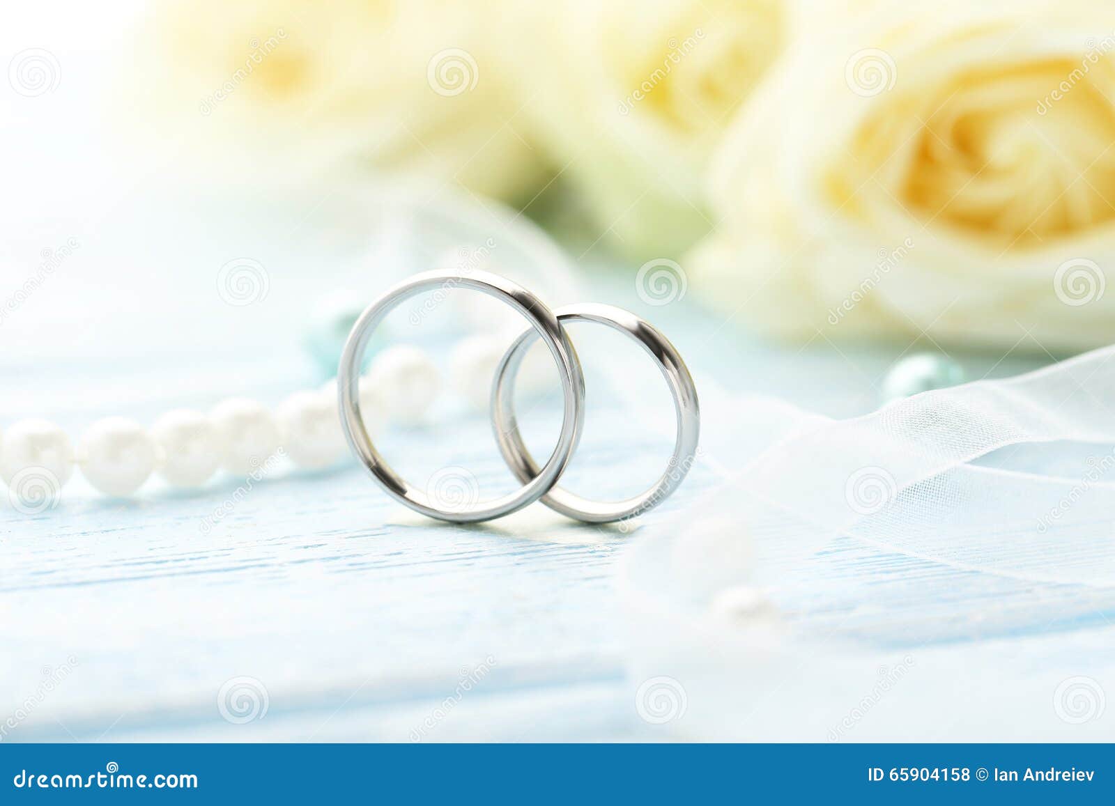 De Ringen Van De Zilveren Bruiloft Stock Foto - Image of bloemblaadje ...