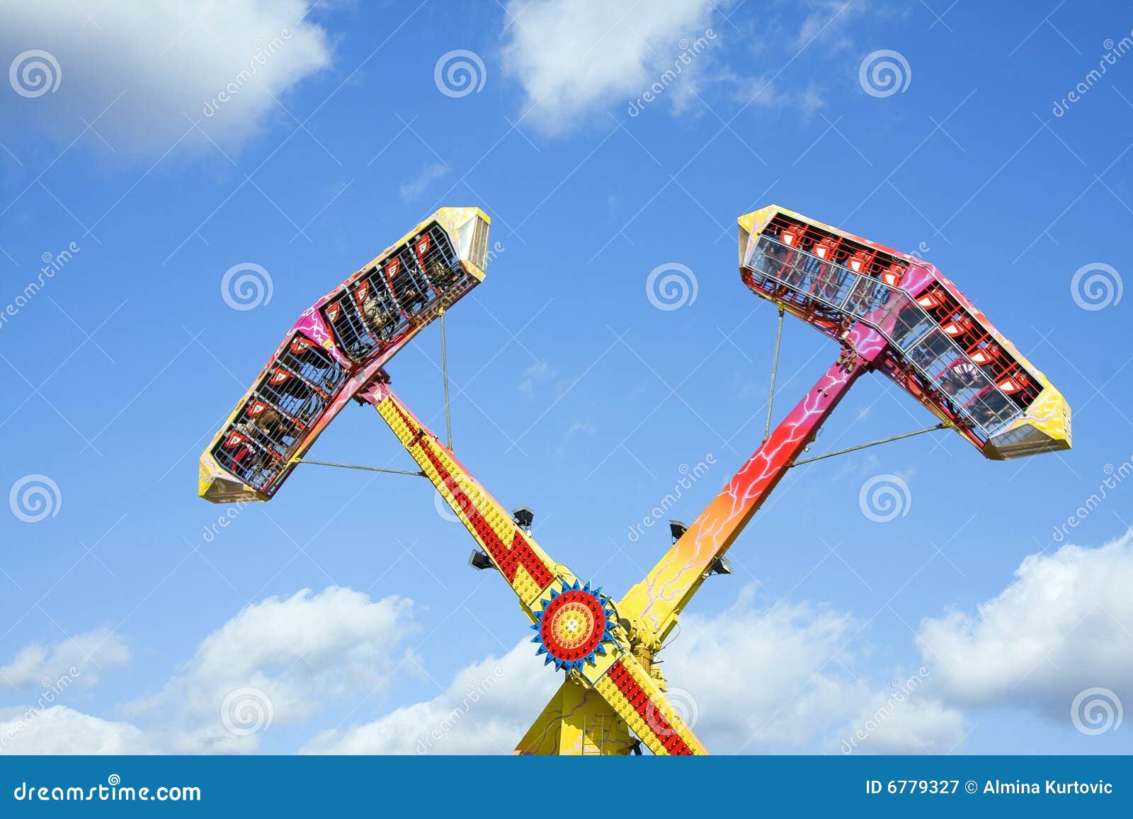 De Rit Van De Trilling Bij Pretpark Stock Afbeelding - Image of ...