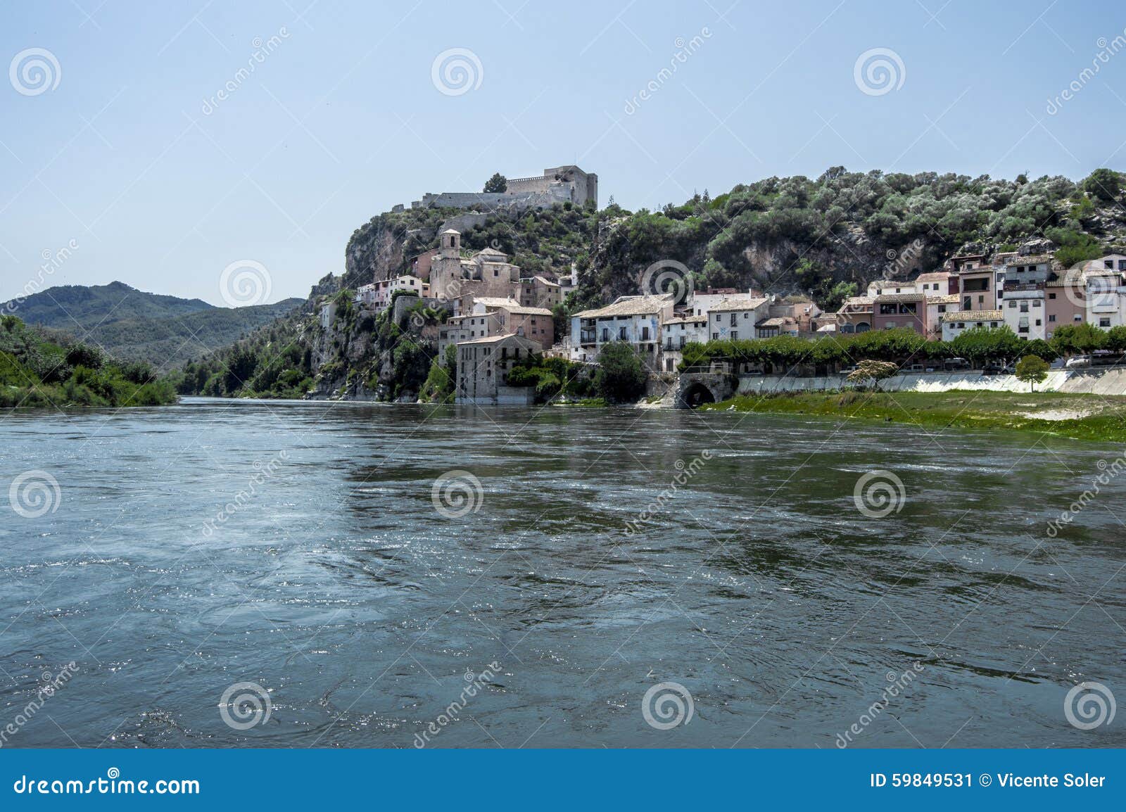De Rivier Ebro Met De Mensen Van Miravet Stock Afbeelding - Image of ...