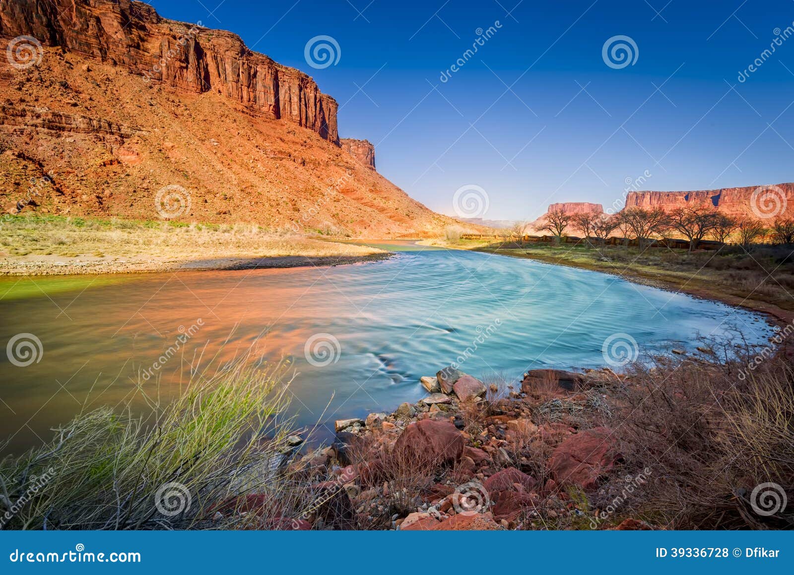 De Rivier Van Colorado in Utah Stock Foto - Image of dienblad, utah ...