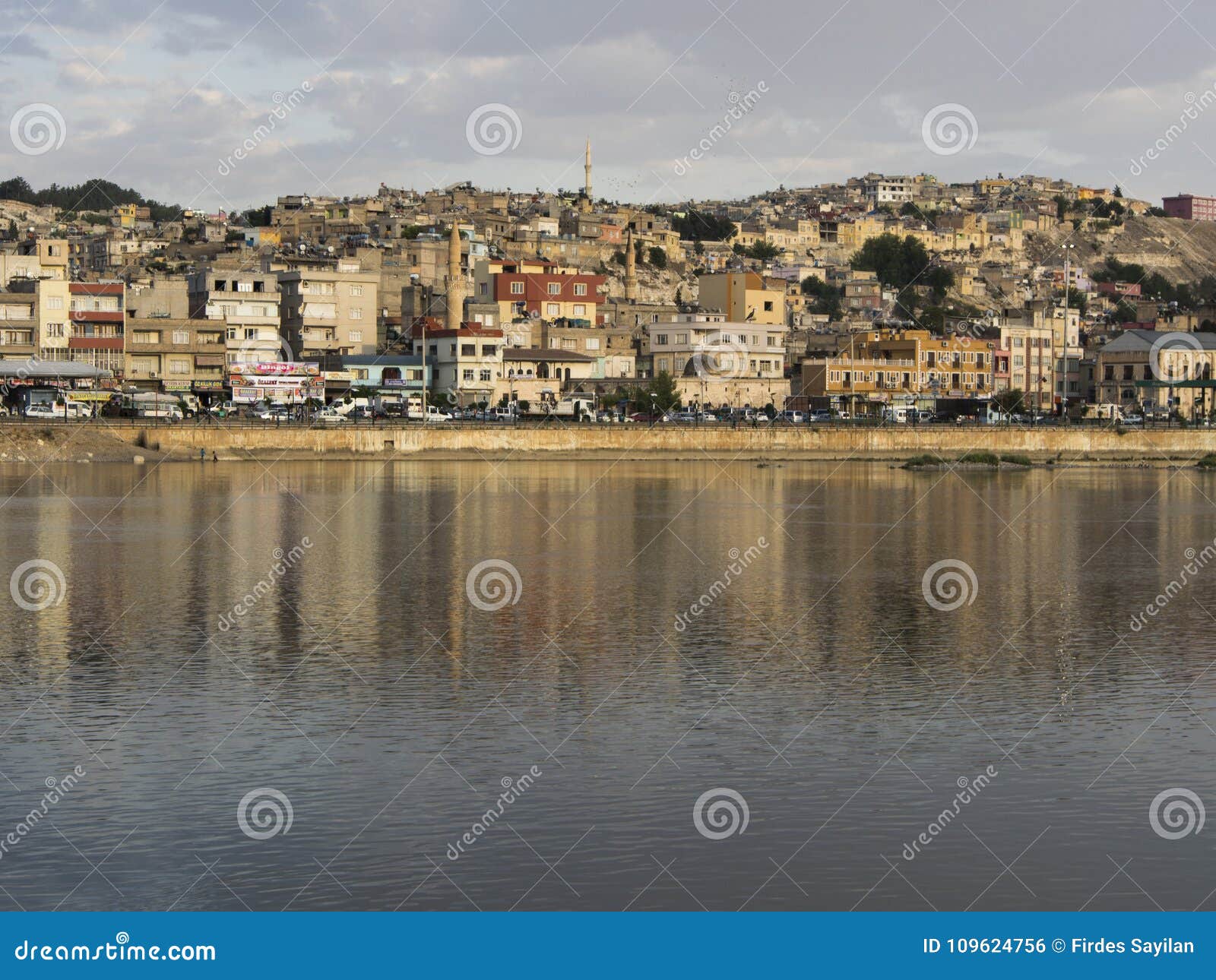 De Rivier Van Eufraat in Birecik, Turkije Redactionele Foto - Image of ...