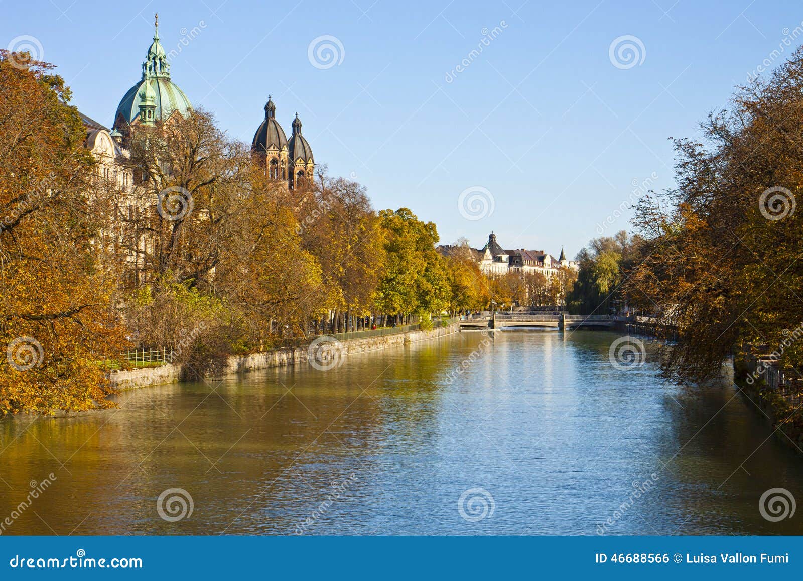 De Rivier Van München, Isar Op De Herfst Stock Foto - Image of ...