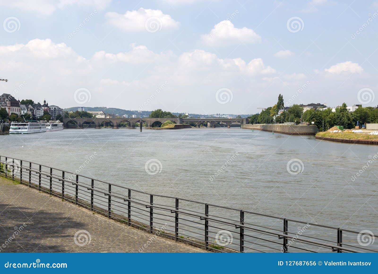 De Rivier Van Moezel in Koblenz, Mening Van De Dijk Redactionele Foto ...
