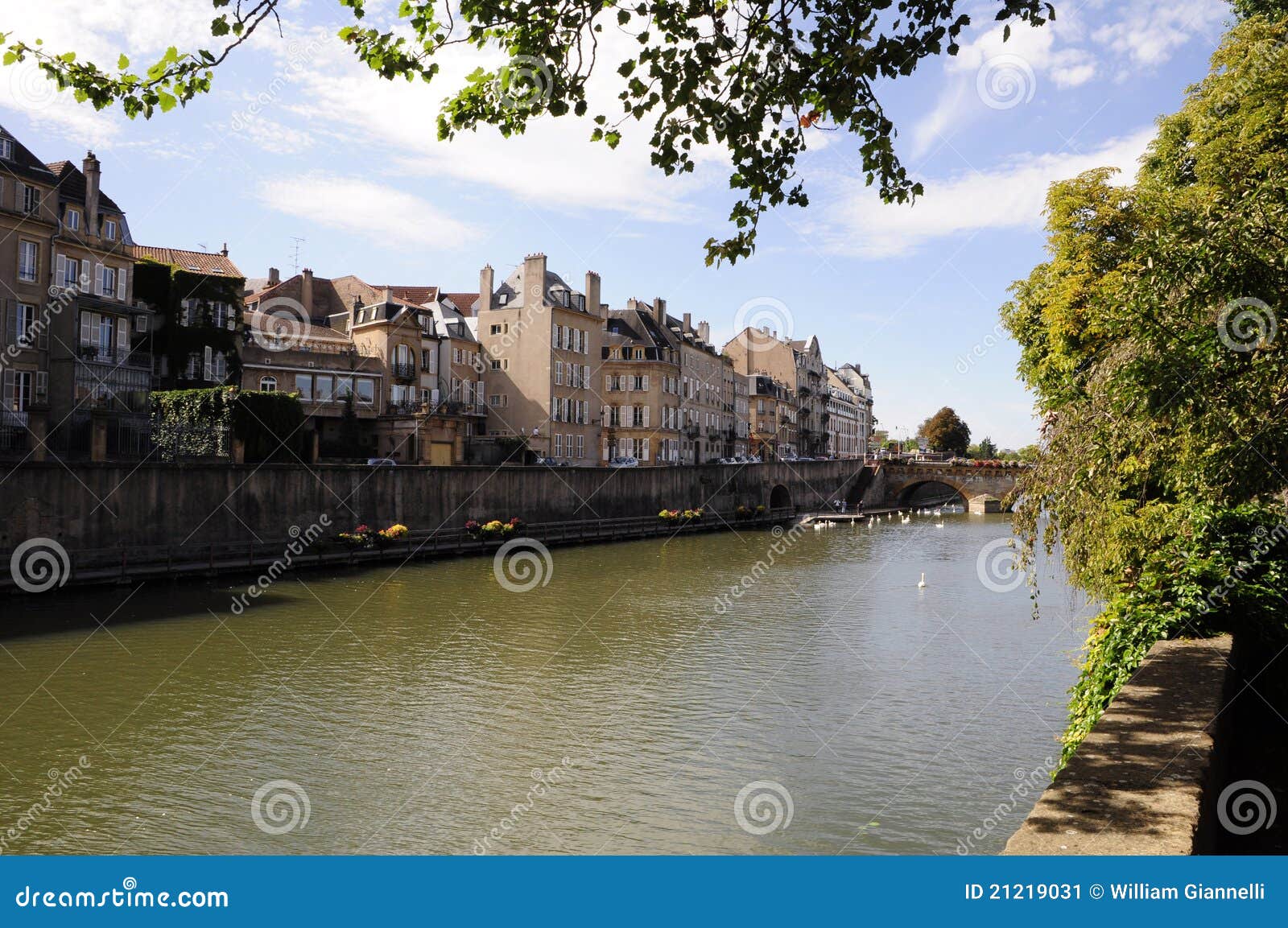 De Rivier Van Moezel (Metz - Frankrijk) Redactionele Foto - Image of ...