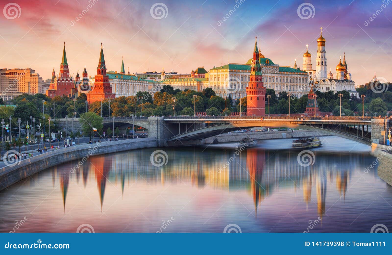De Rivier Van Moskou, Van Het Kremlin En Moskva-, Rusland Stock Foto ...