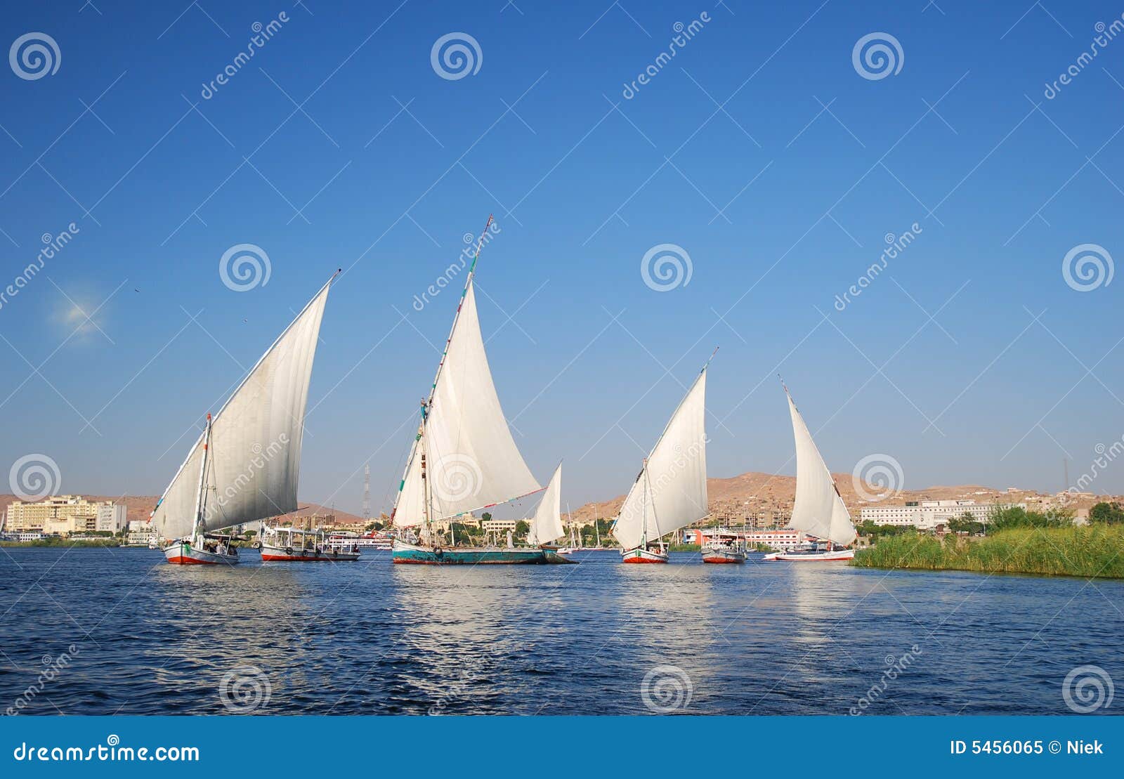 De Rivier Van Nijl in Egypte Stock Afbeelding - Image of boot, mensen ...