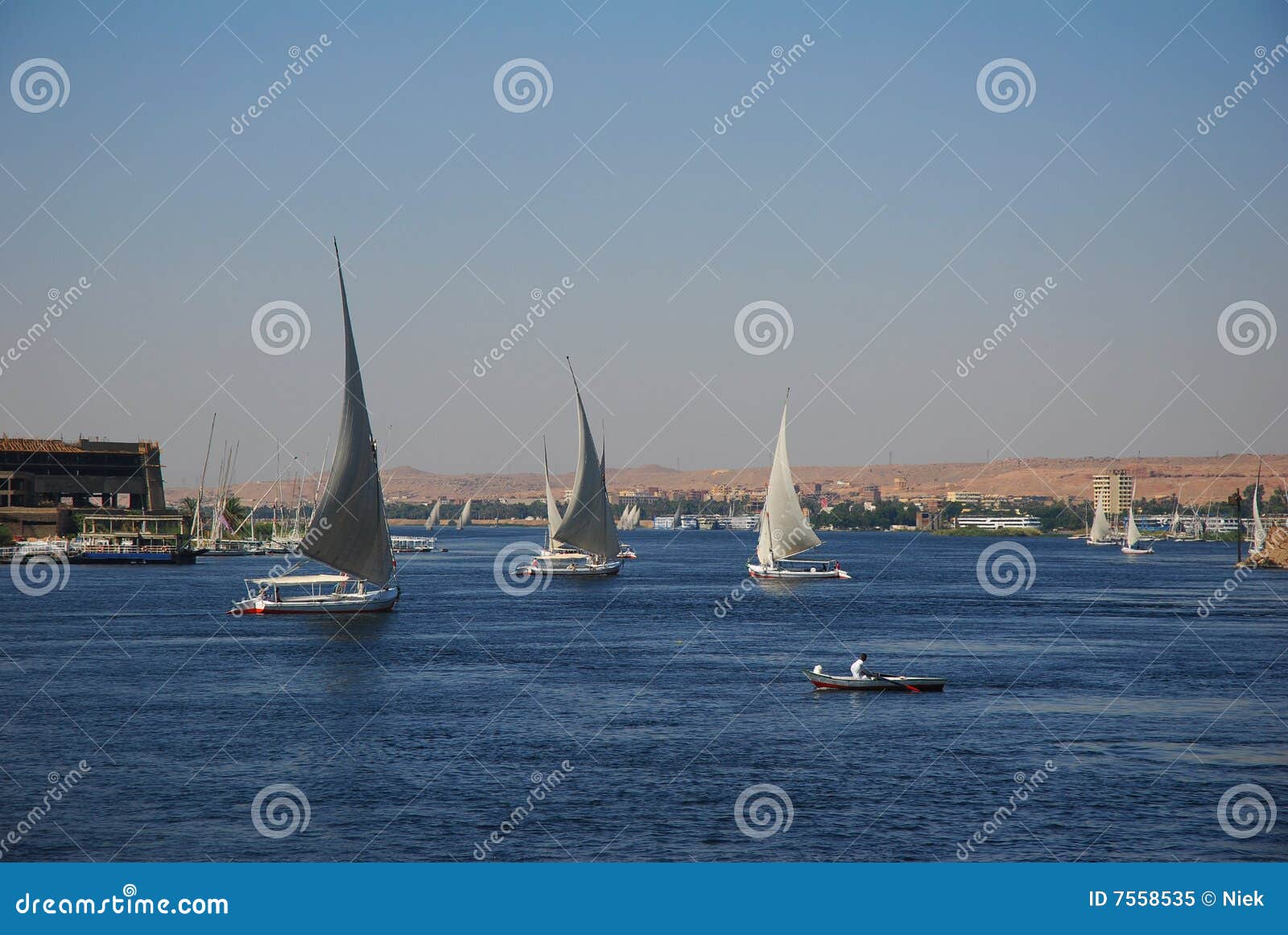 De Rivier Van Nijl in Egypte Stock Afbeelding - Image of boot, zeil ...