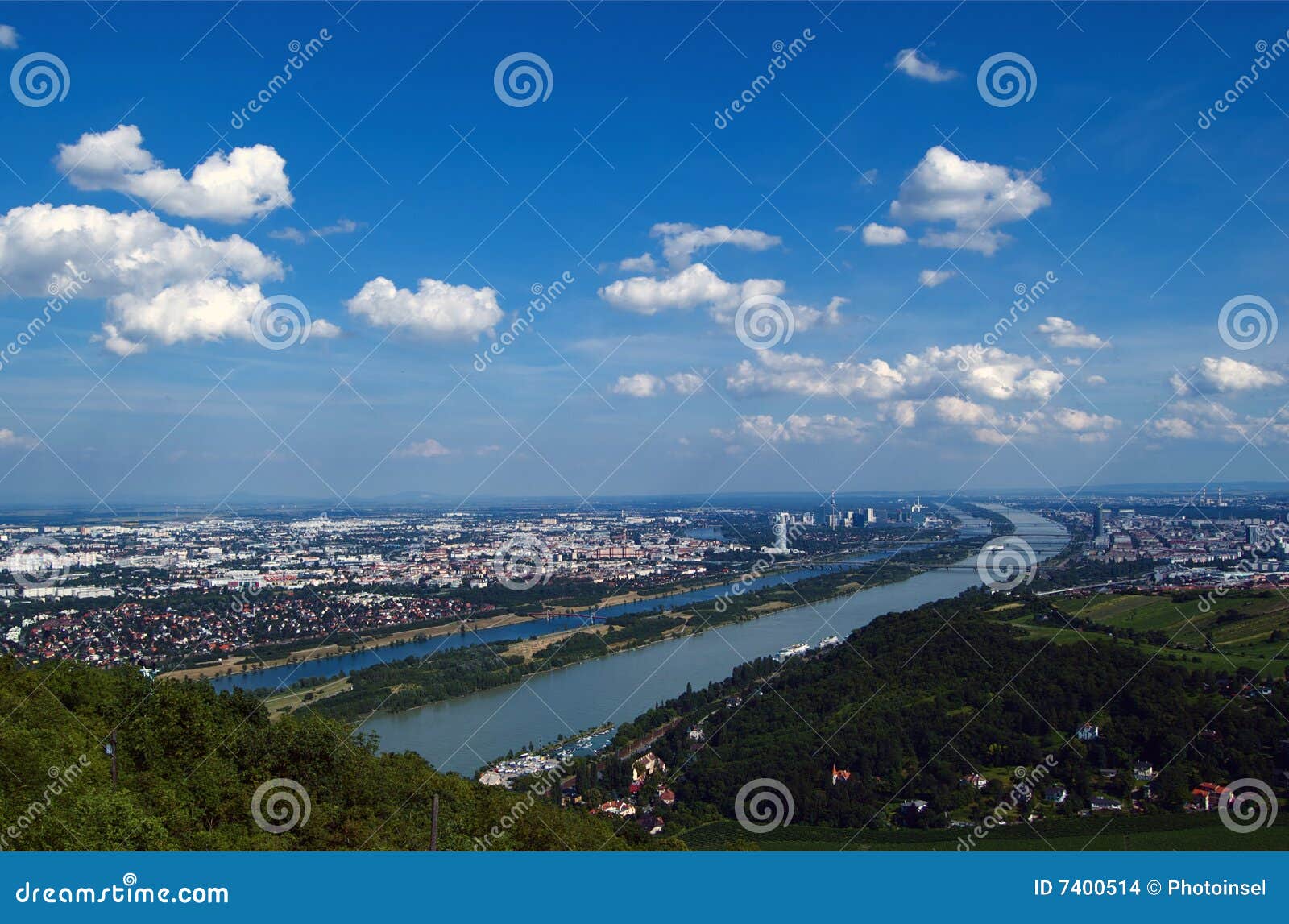 De rivier van Wenen Donau stock foto. Image of donau, heuvel - 7400514