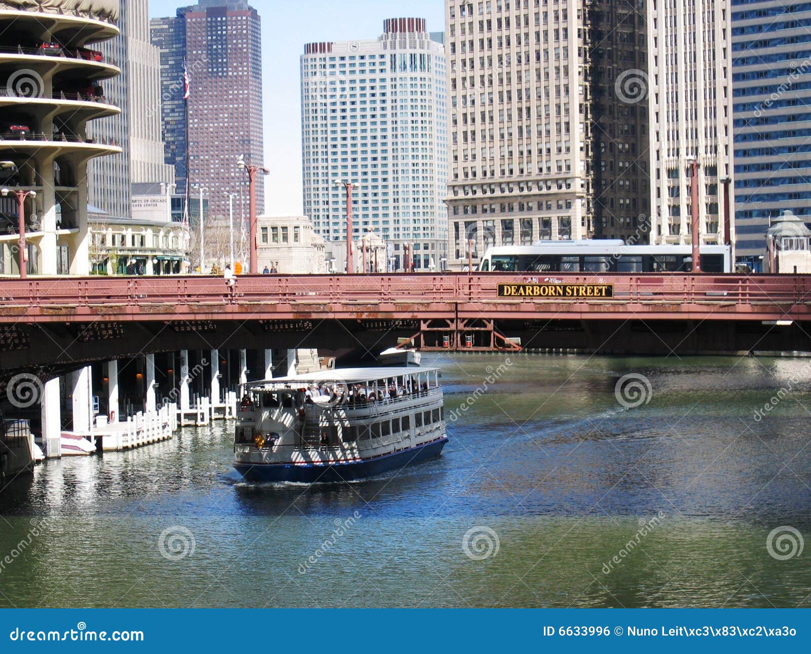 De Rivierbruggen En Boot Van Chicago Stock Foto - Image of straat ...