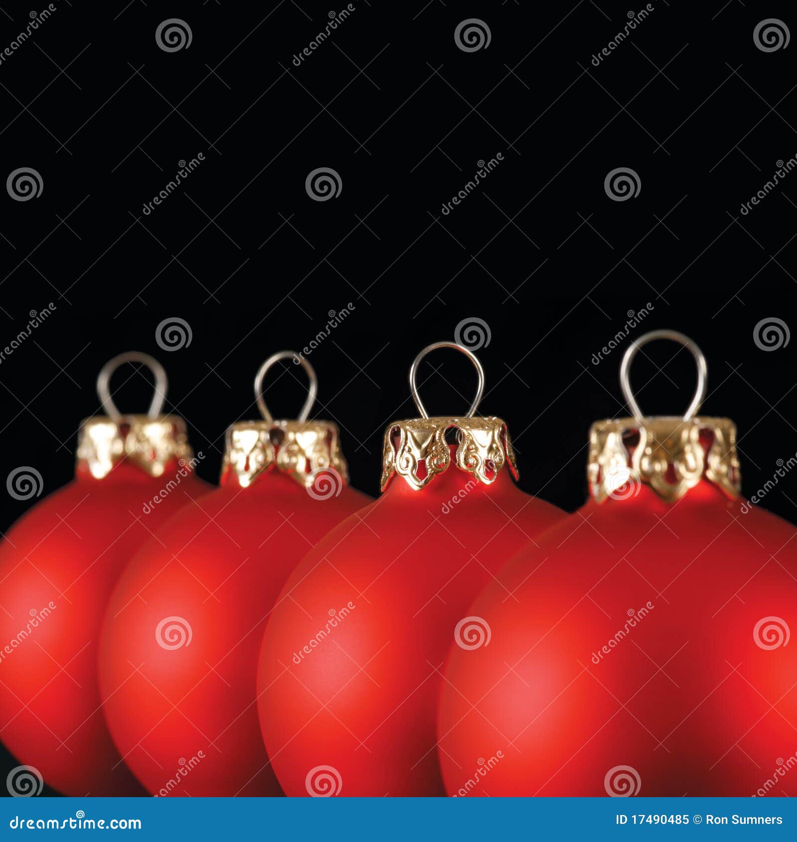 De Rode Ballen Van Kerstmis in Een Rij Stock Afbeelding - Image of ...