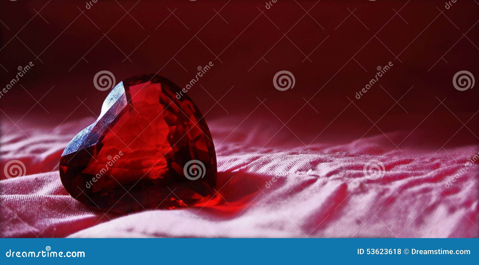 De Rode Diamant Van Het Glashart Met Roze Achtergrond Stock Foto ...