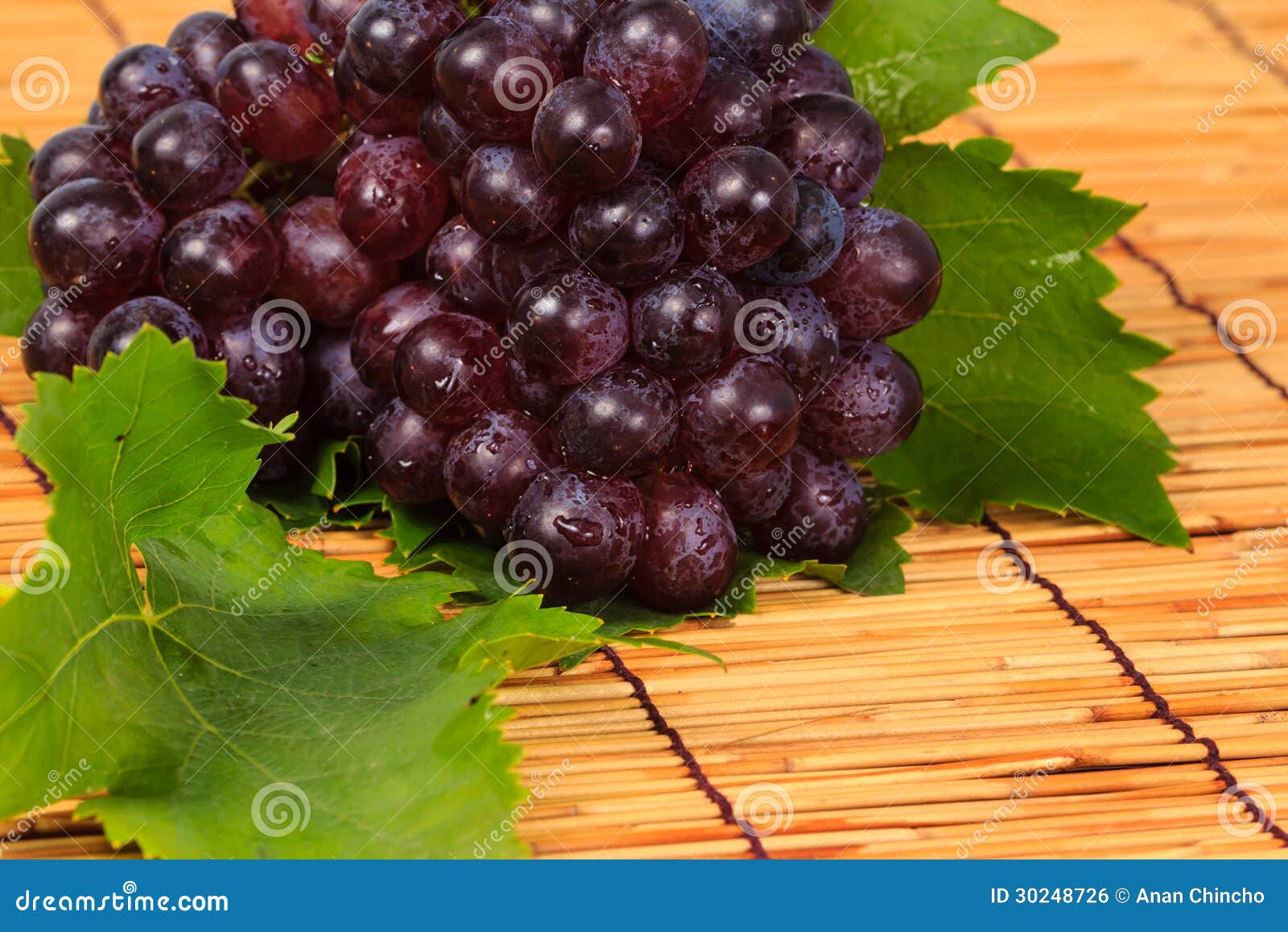 Rode druif en blad stock foto. Image of voedsel, organisch - 30248726