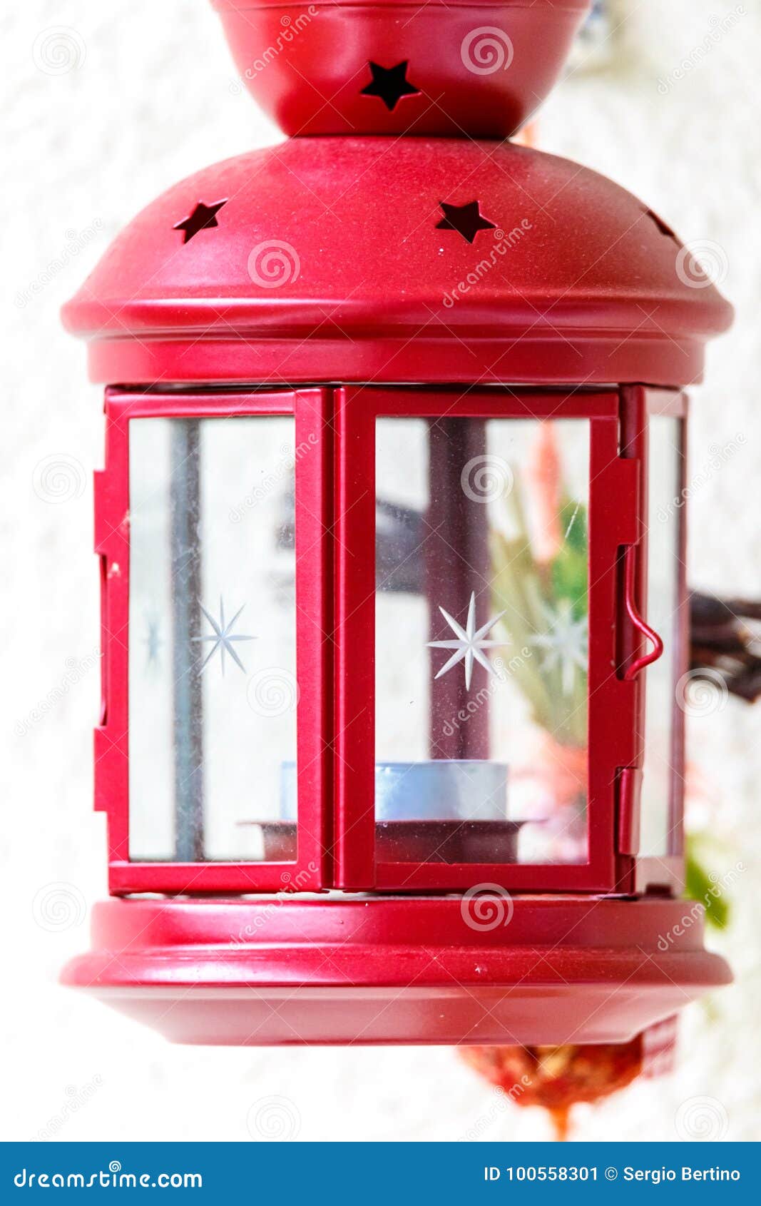 De Rode Lantaarn Van Metaalkerstmis Stock Afbeelding - Image of hangen ...