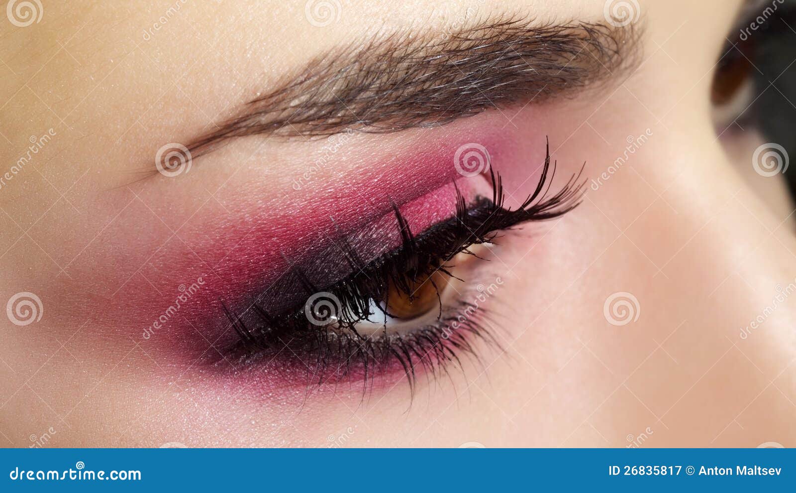 De Rode Make-up Van Het Oog. Stock Afbeelding - Image of mooi, zwepen ...