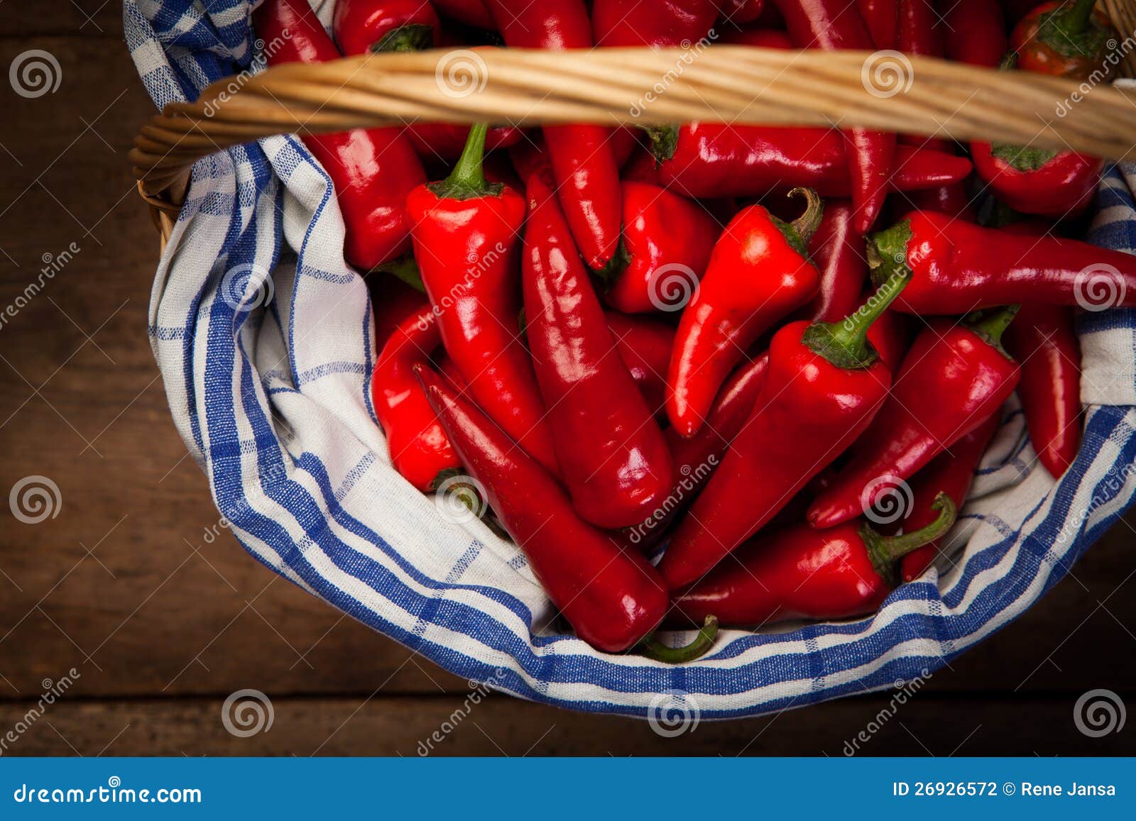 De Rode Peper Van De Spaanse Peper in Mand Stock Foto - Image of helder ...