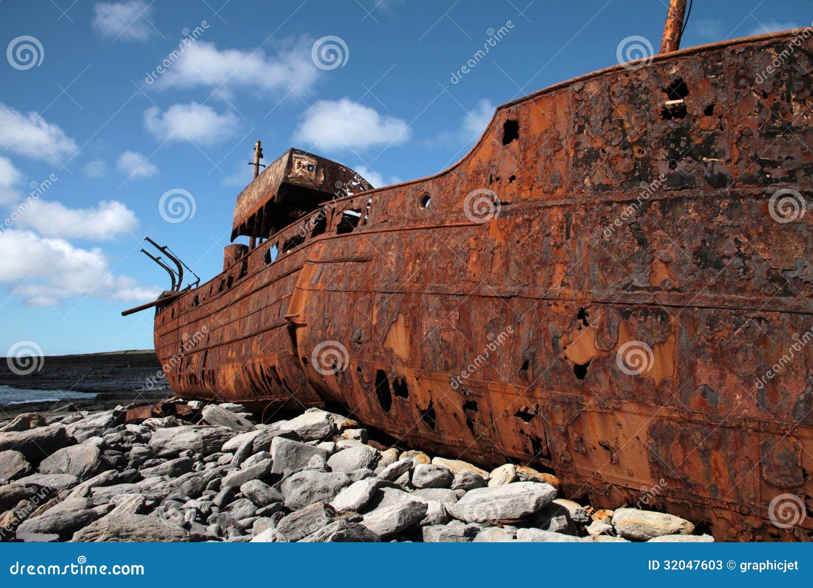 De Rode Roest Op Oud Daalde Boot in Inisheer, Aran Islands Stock ...
