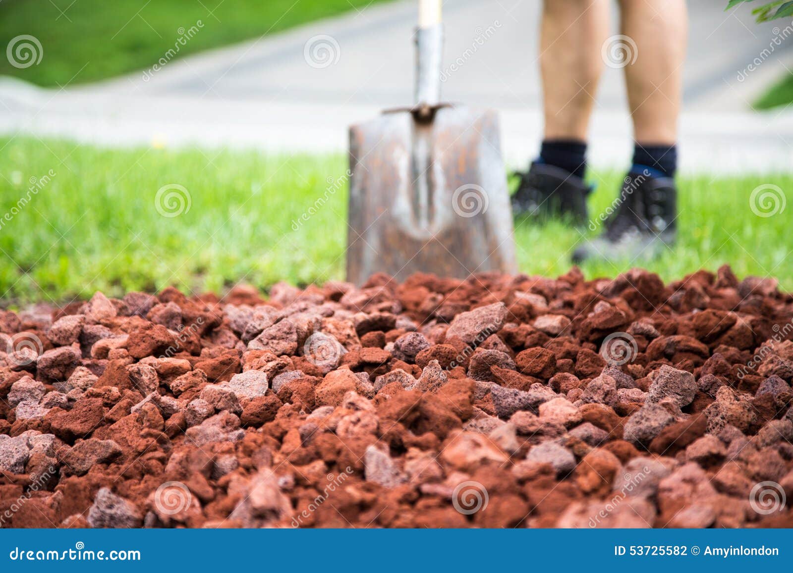 De Rode Tuin Van De Lavasteen Stock Foto - Image of juni, rood: 53725582