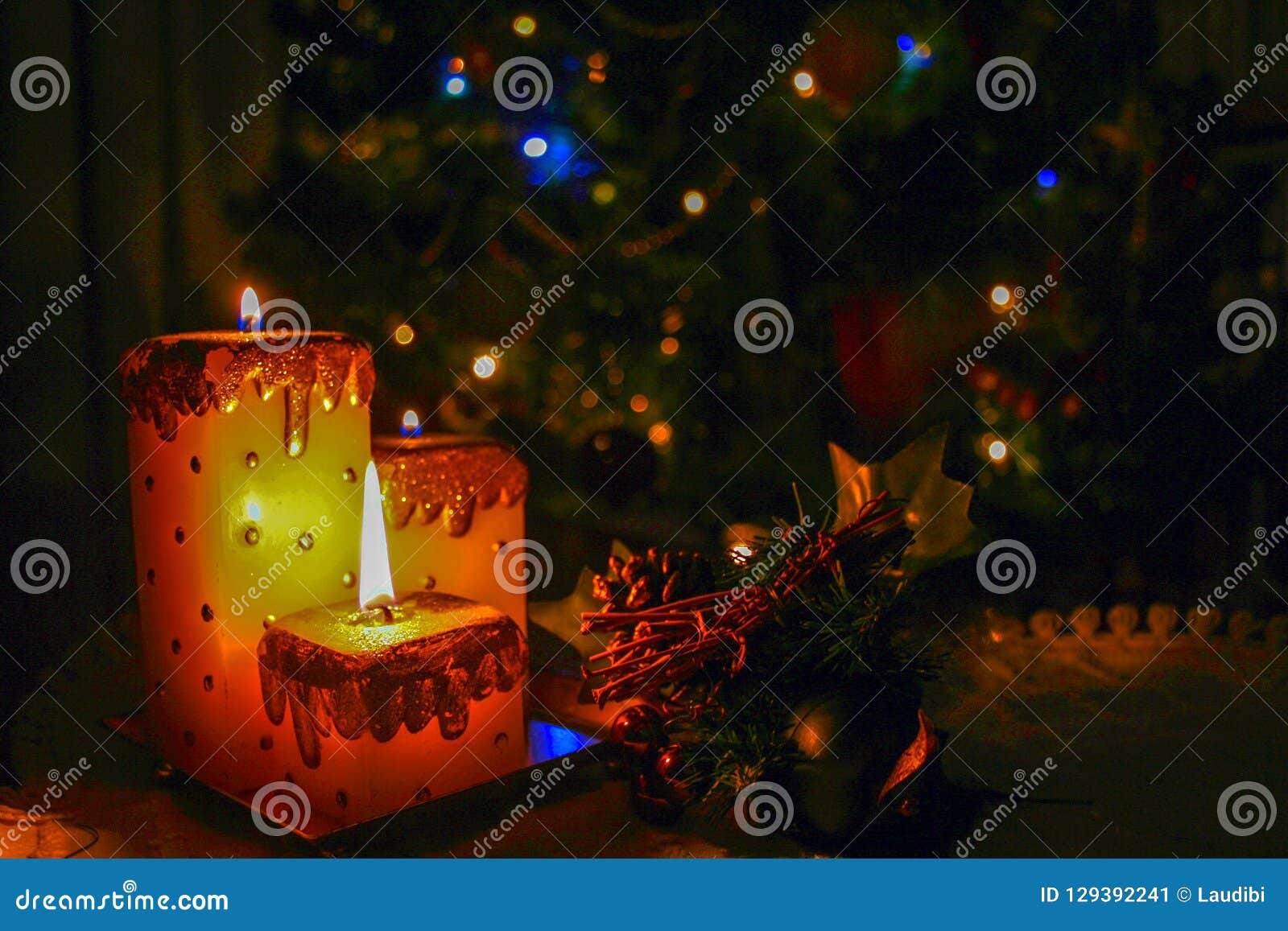 De Rode Vlam Van Kerstmis Van Kaarsen Stock Afbeelding - Image of ...