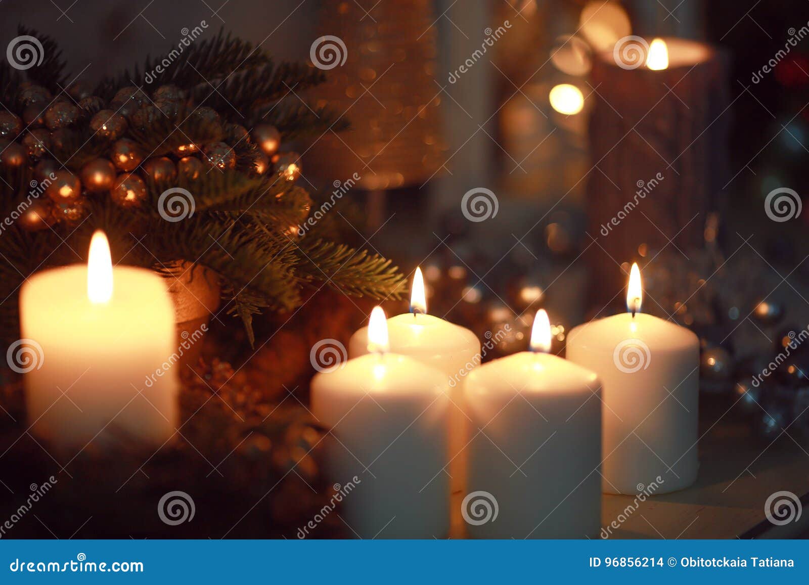 De Rode Vlam Van Kerstmis Van Kaarsen Stock Foto - Image of atmosfeer ...