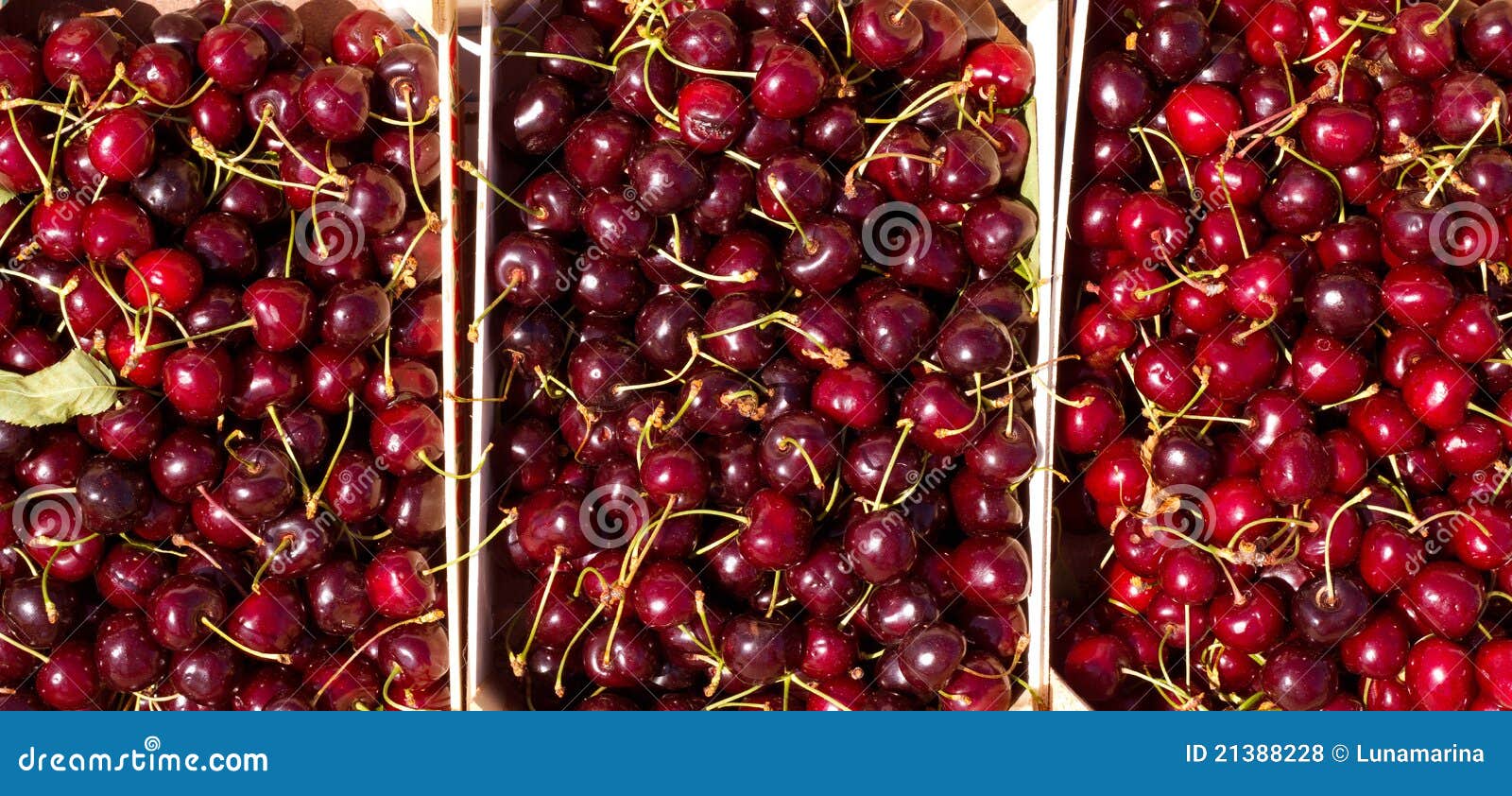 De Rode Vruchten Van De Kers in Houten Manden Stock Foto - Image of ...