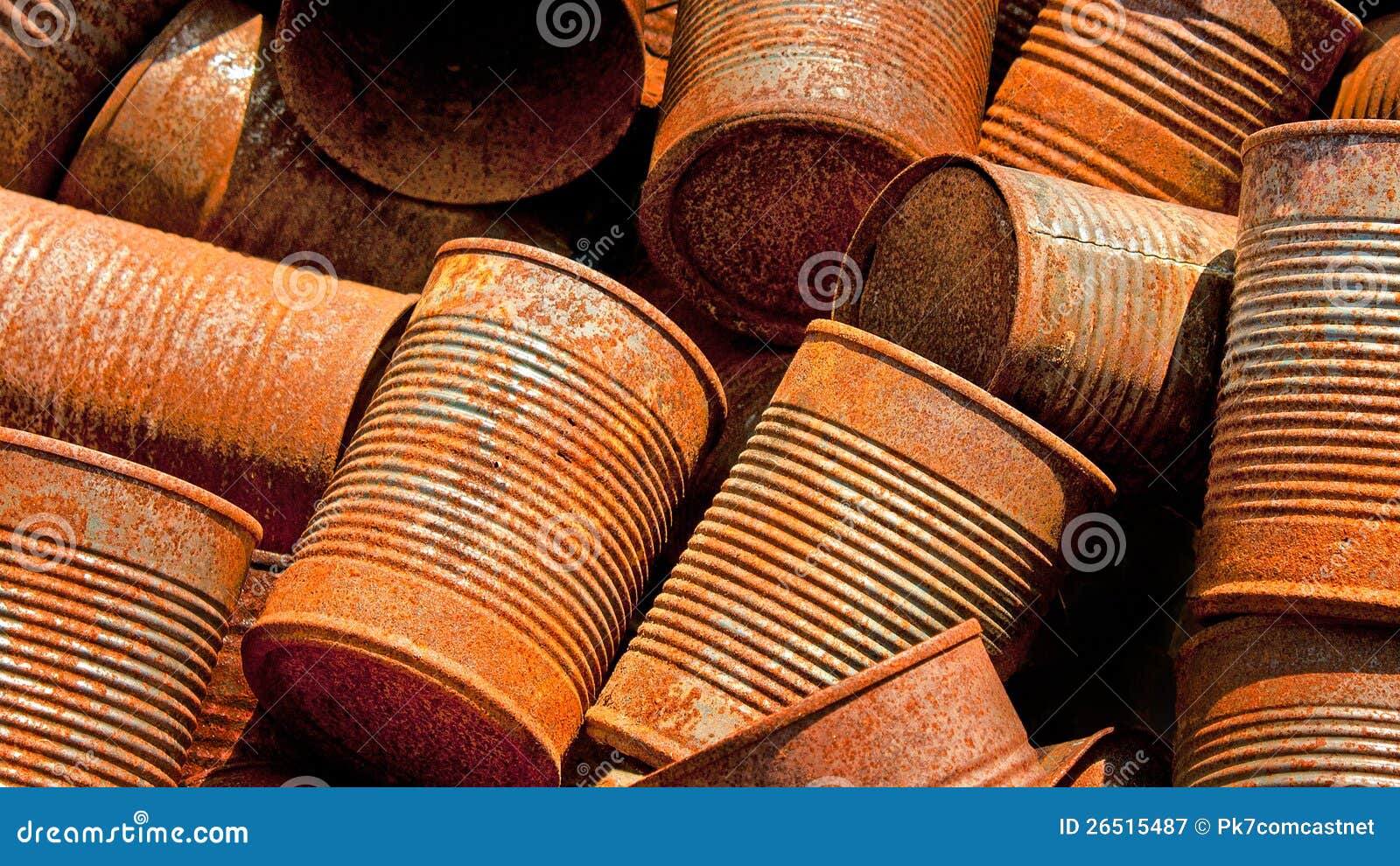 De Roestige Blikken Van Het Tin Stock Afbeelding - Image of stortplaats ...