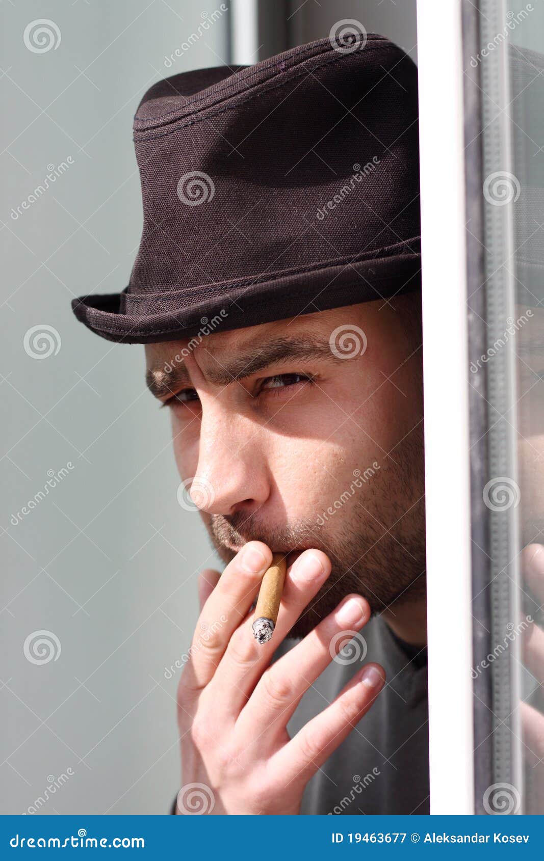 De Rokende Sigaar Van De Mens Stock Afbeelding - Image of persoon ...