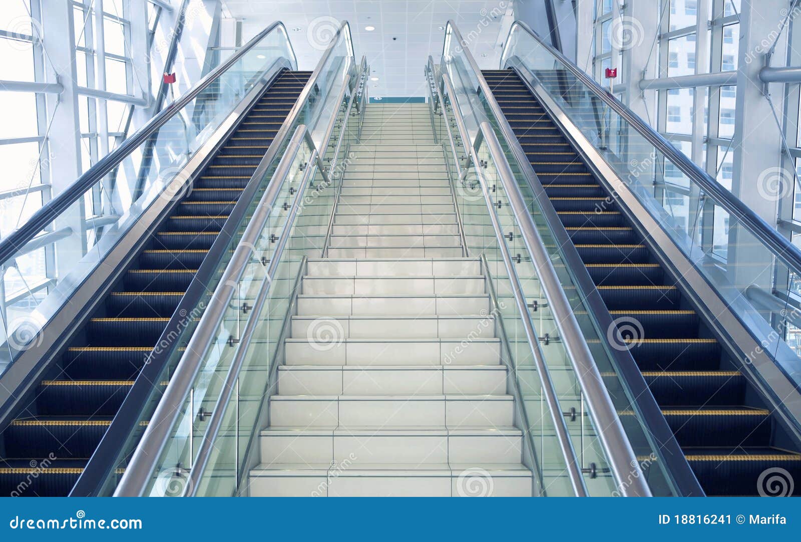 De roltrap stock afbeelding. Image of gaan, glas, luchthaven - 18816241