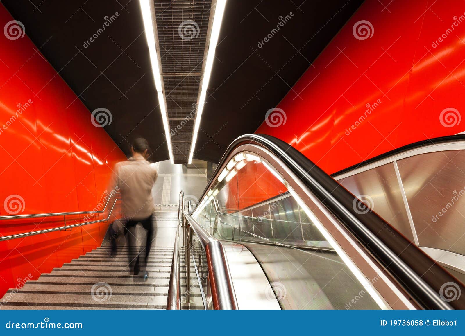 De roltrap. stock foto. Image of mensen, licht, metro - 19736058