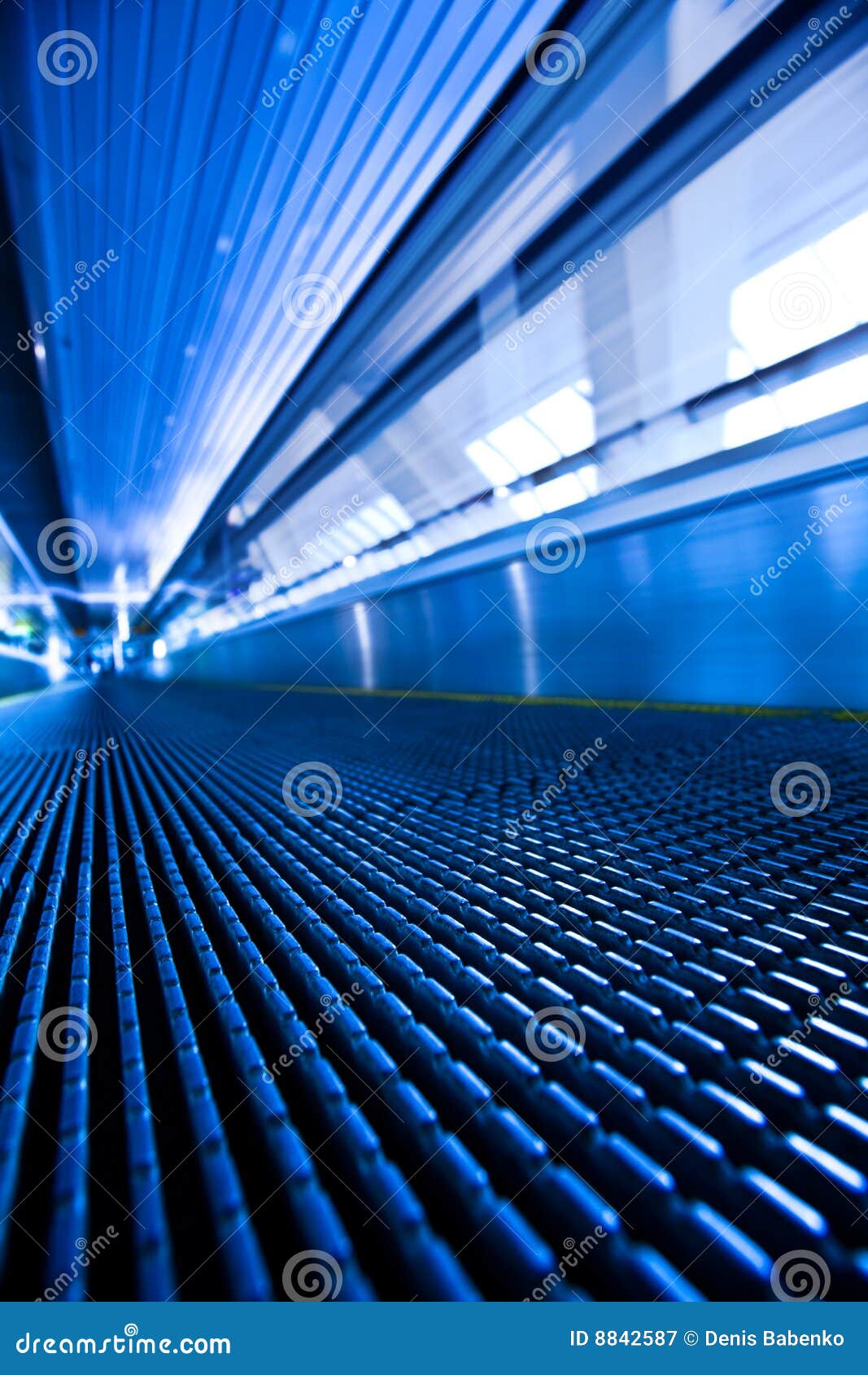 De Roltrap Van De Beweging in Blauwe Gang Stock Afbeelding - Image of ...