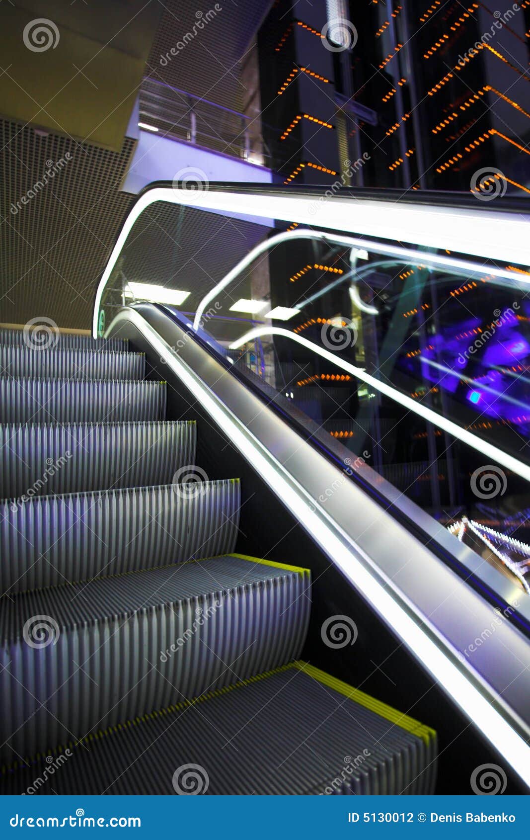 De Roltrap Van De Beweging in Modern Bureau Stock Foto - Image of ...