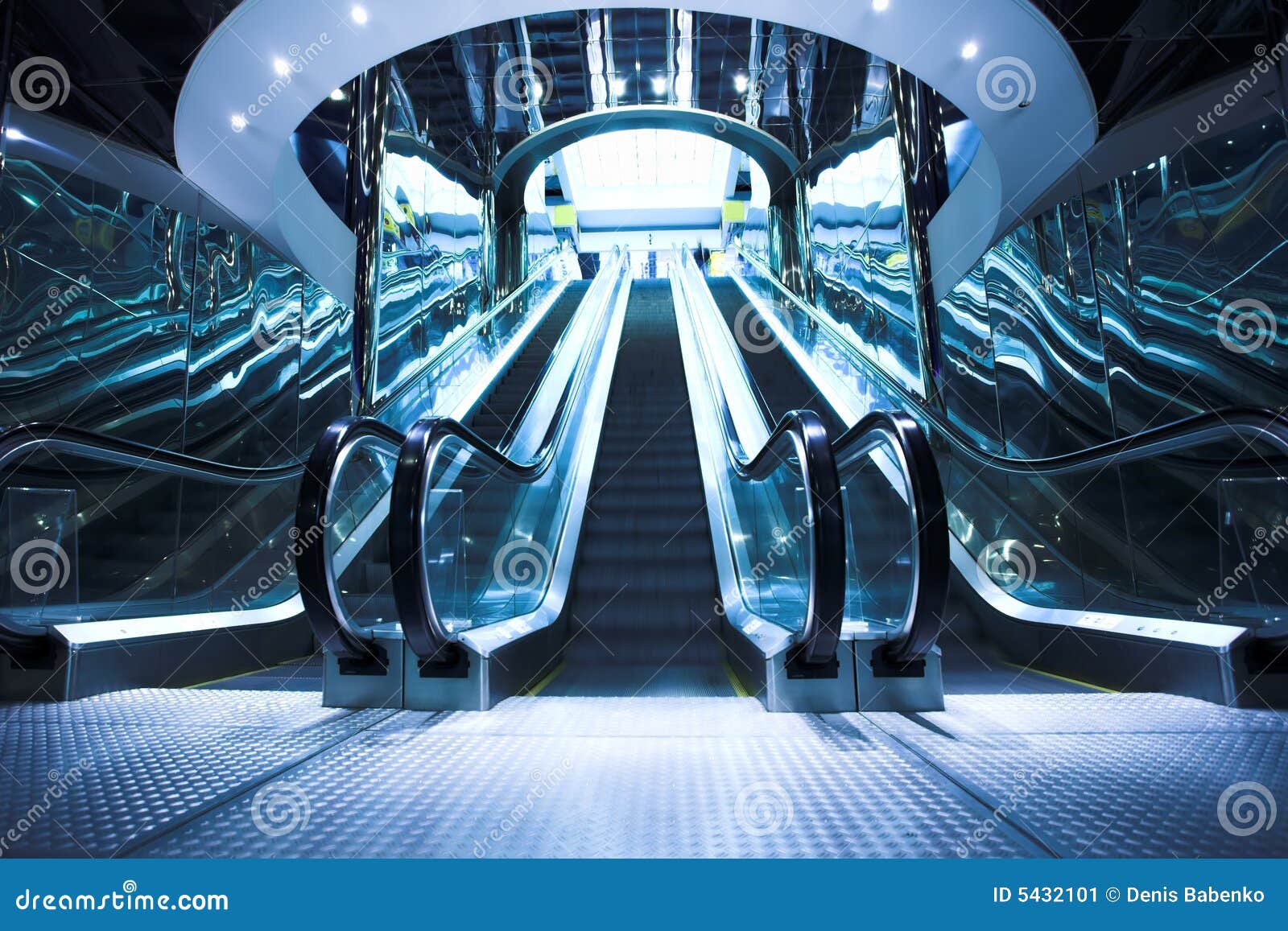 De Roltrap Van De Beweging in Modern Bureau Stock Afbeelding - Image of ...