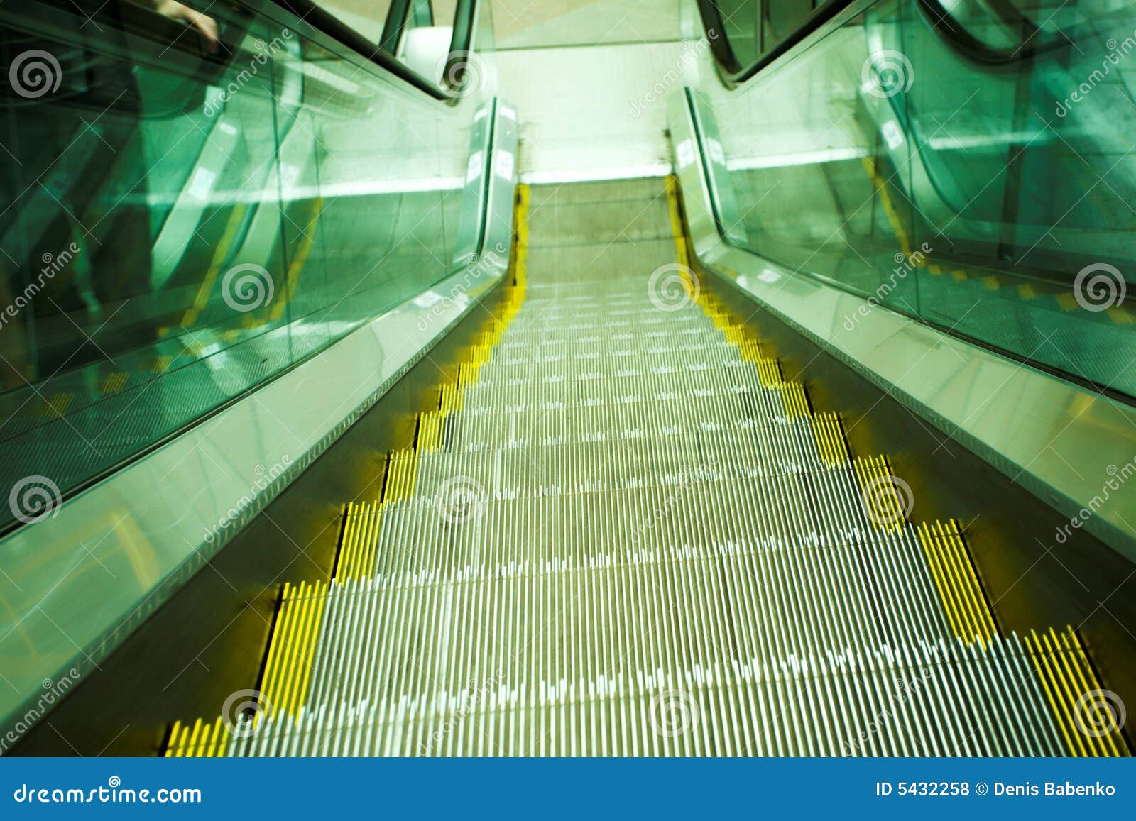 De Roltrap Van De Beweging in Modern Bureau Stock Foto - Image of gang ...