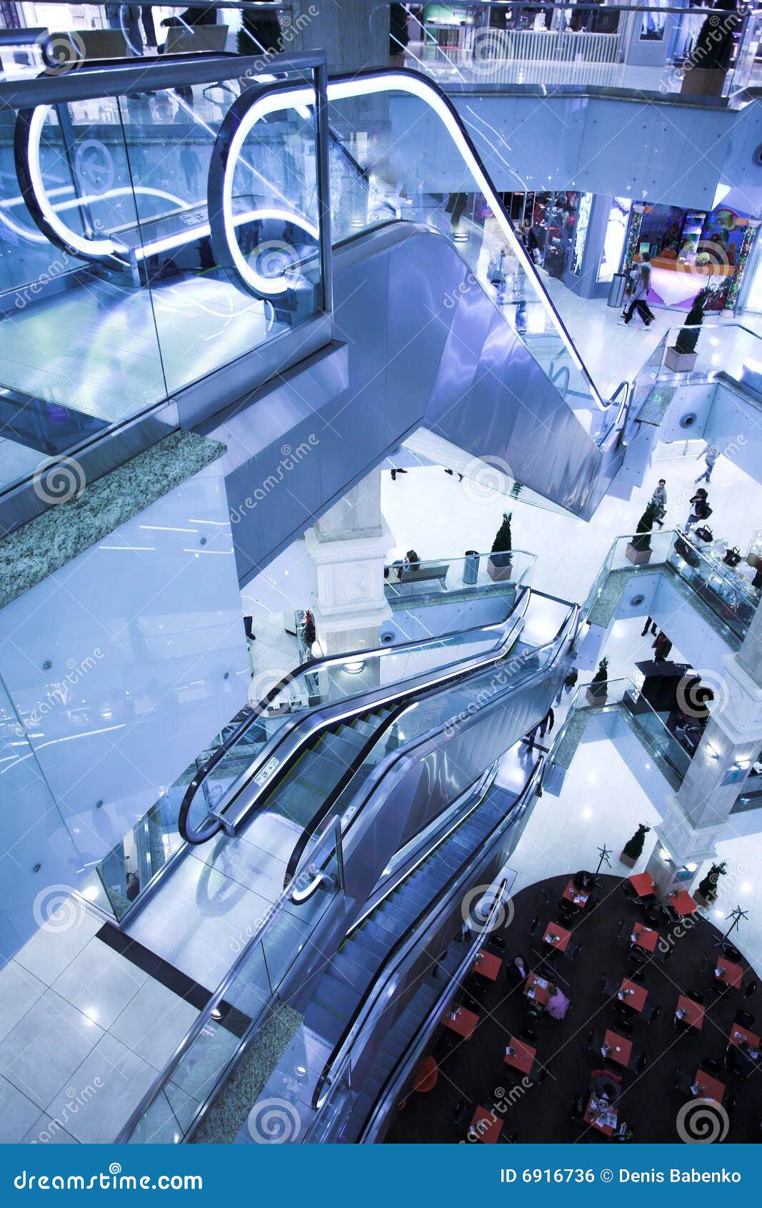 De Roltrap Van De Beweging in Modern Bureau Stock Foto - Image of vloer ...