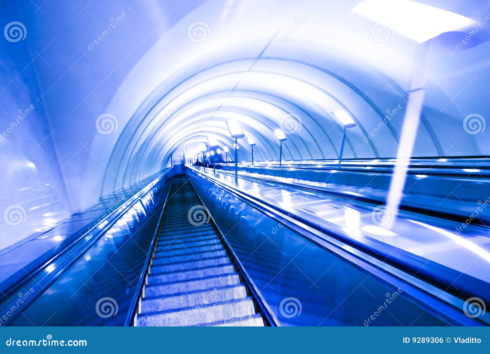 De Roltrap Van De Beweging in Modern Bureaucentrum Stock Foto - Image ...