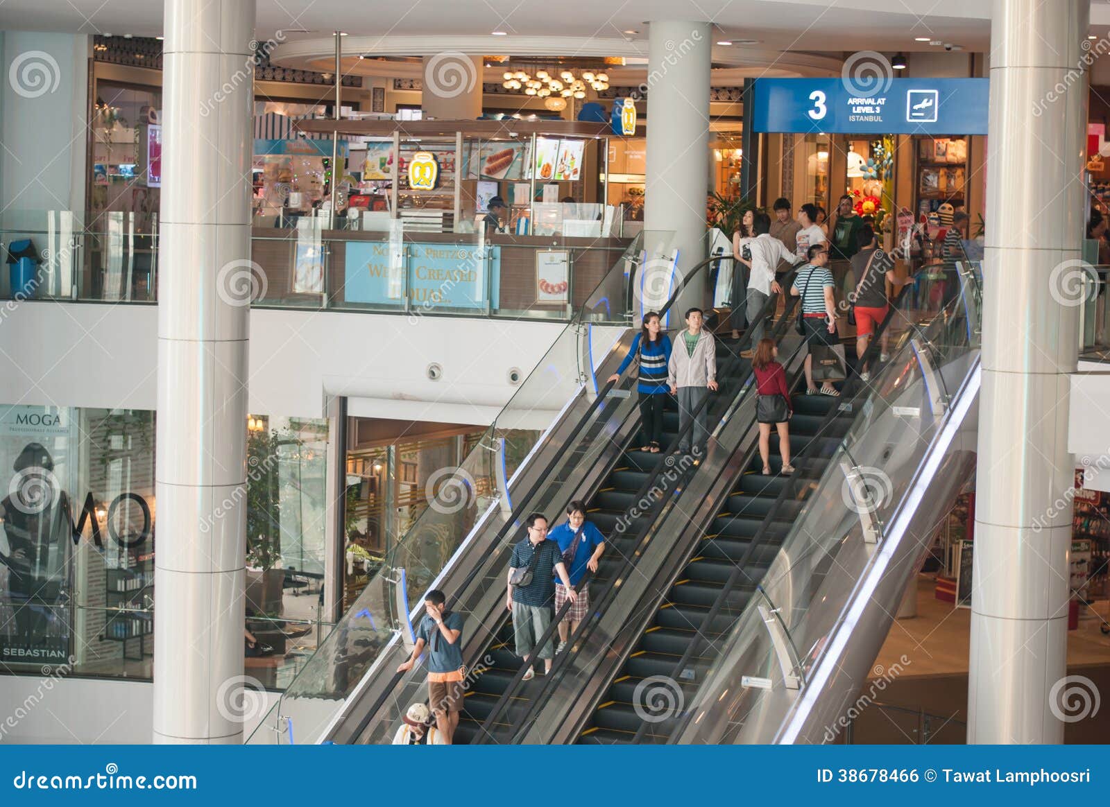 De Roltrap Van De Winkelcomplexriem Redactionele Foto - Image of ...